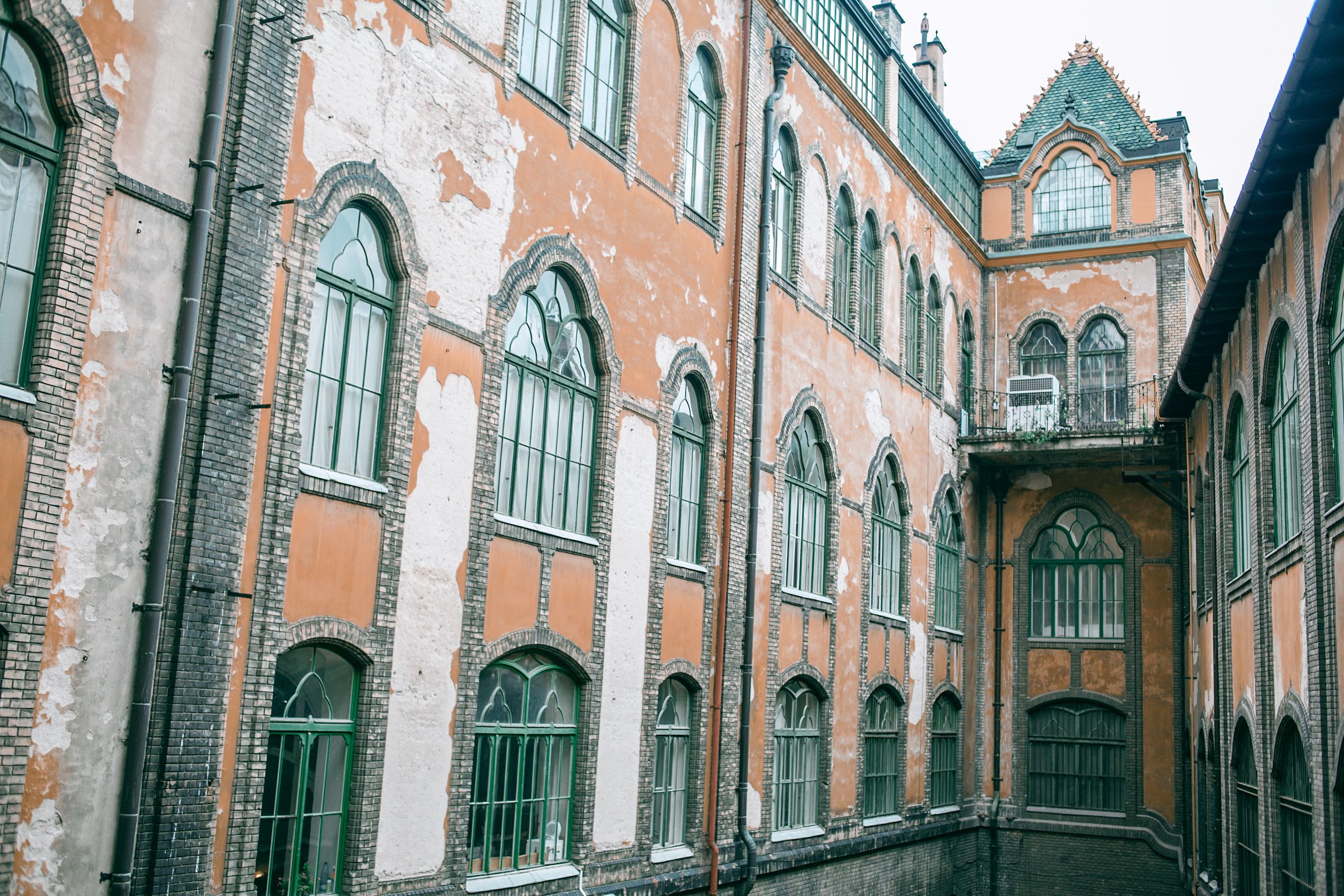 Old stone building with shabby walls · Free Stock Photo