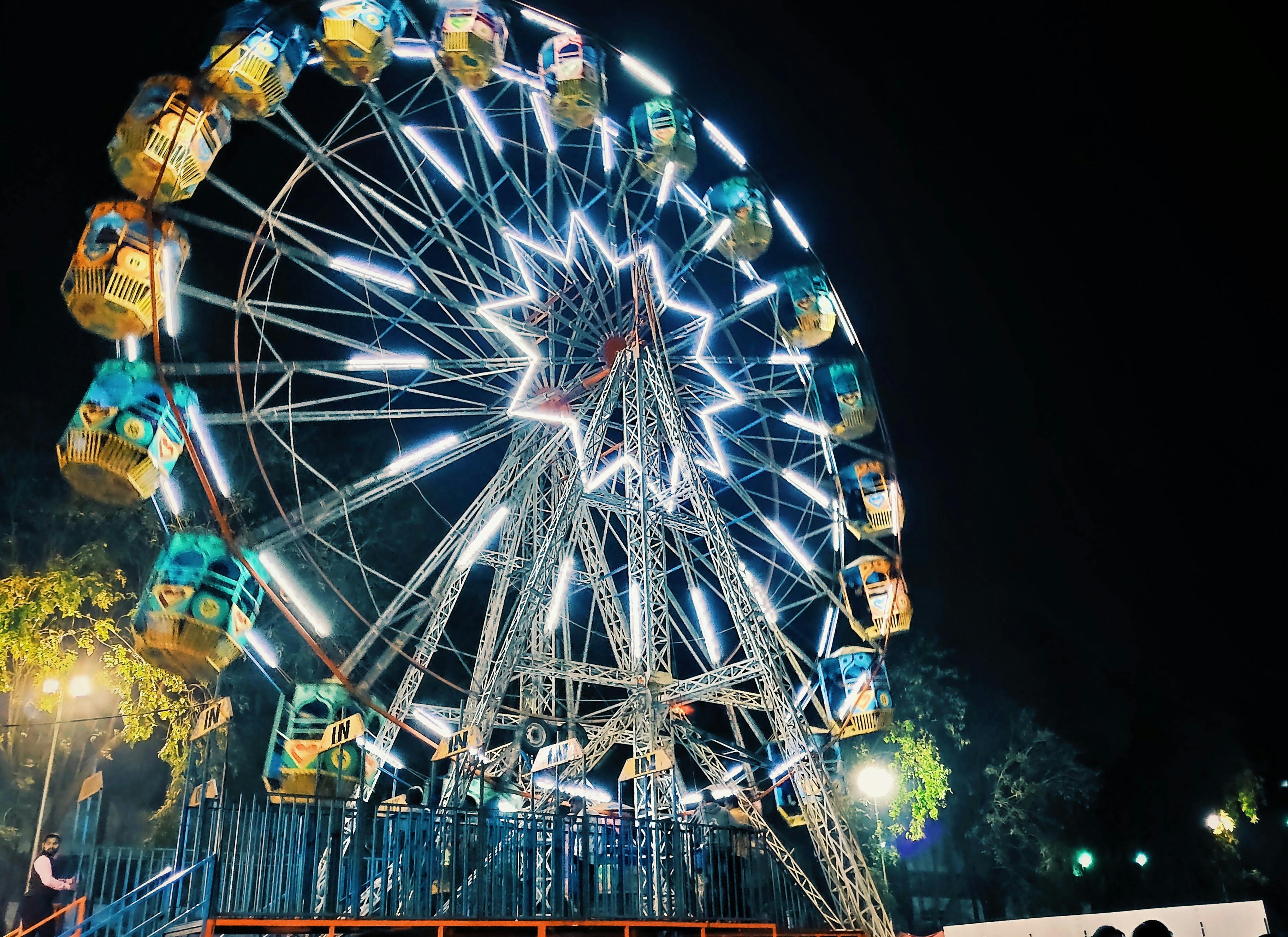 Ferris wheel in amusement park at sunset · Free Stock Photo