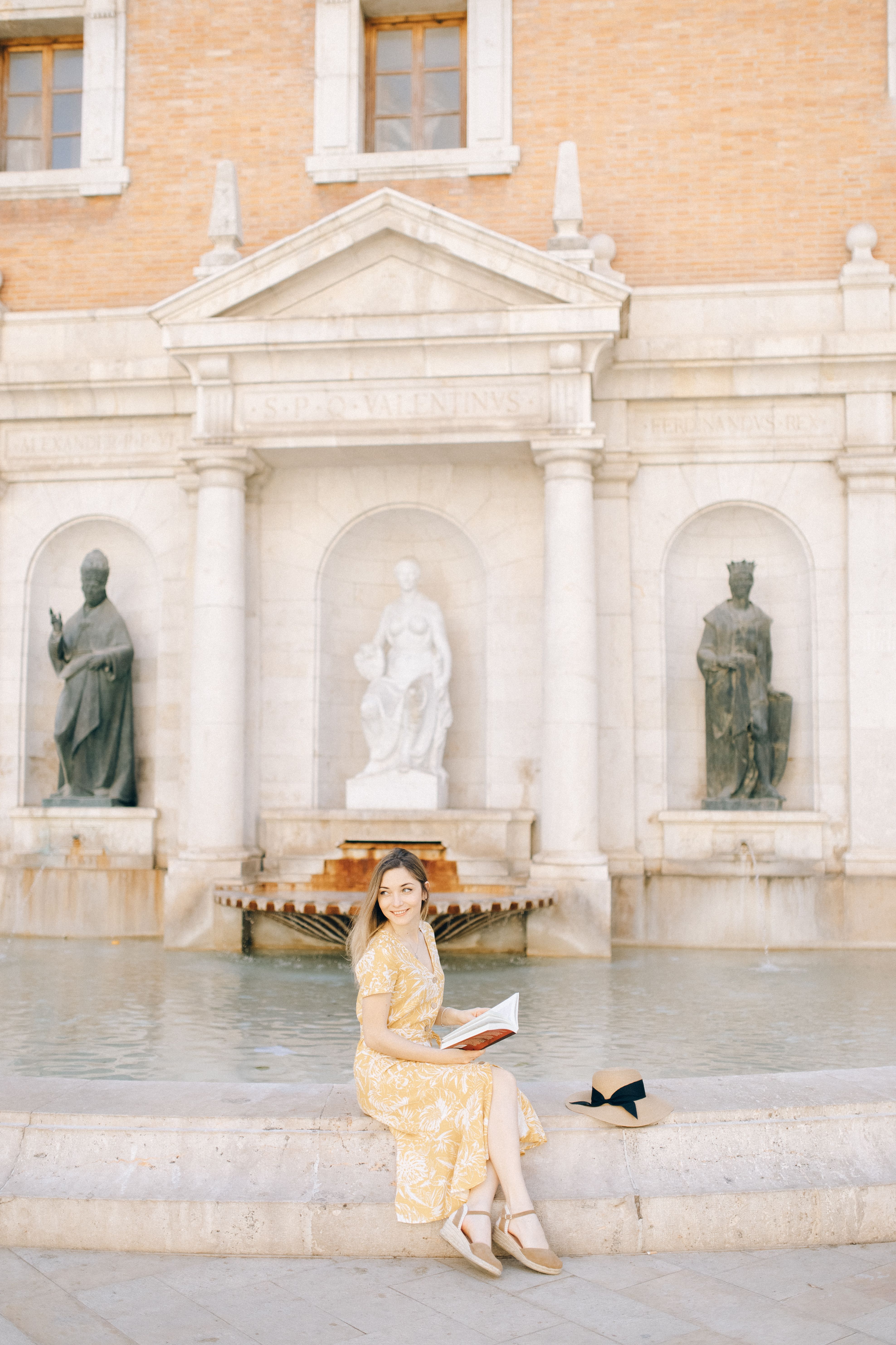 Statues Holding Books Photos, Download The BEST Free Statues Holding ...