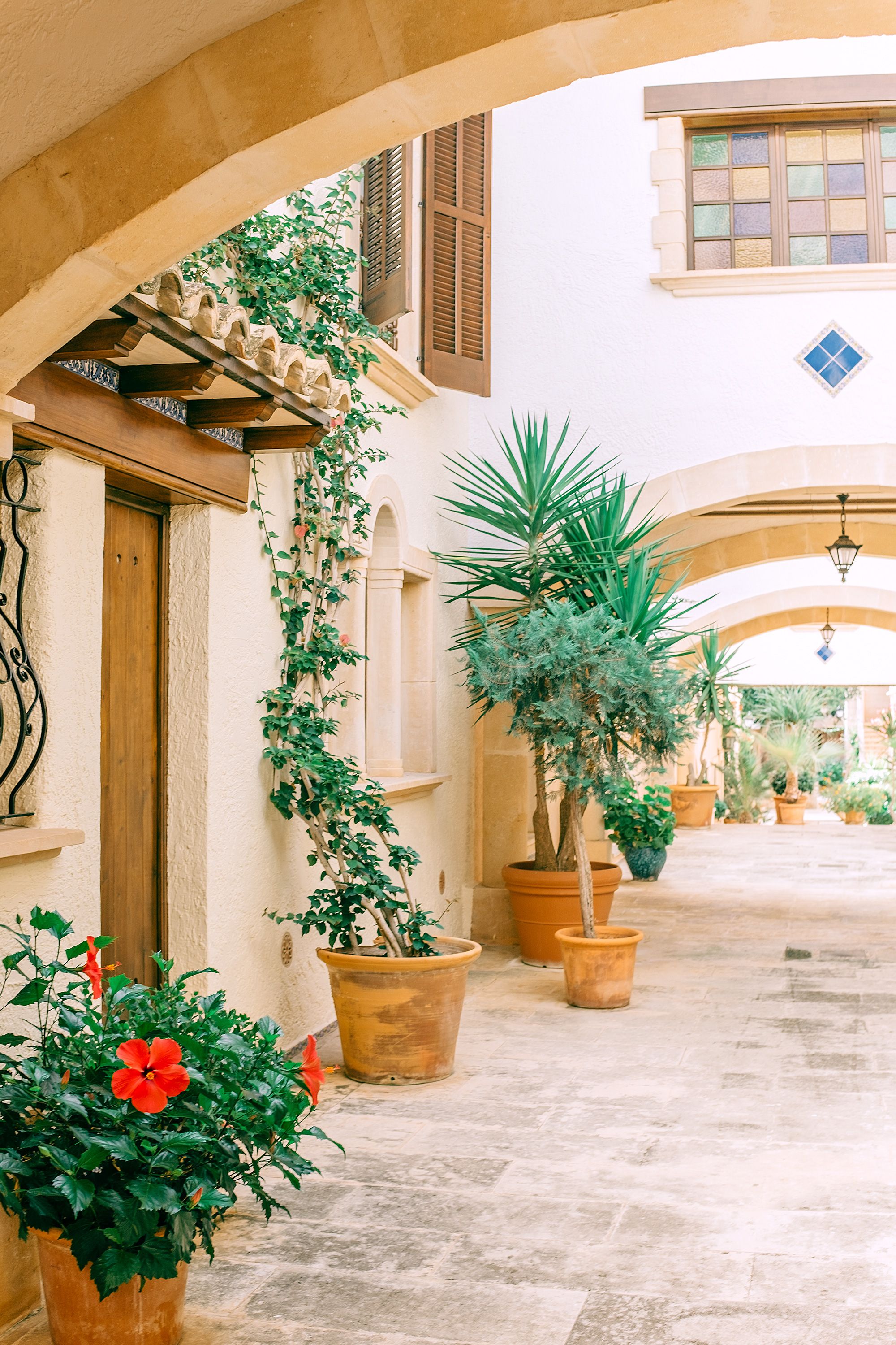Empty Rounded Hallway · Free Stock Photo