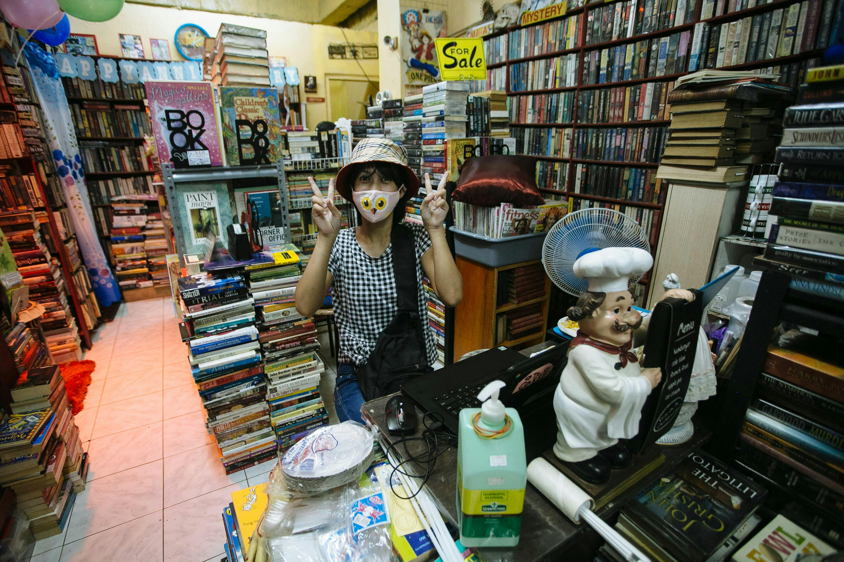 Bookstore Sign Photos, Download The BEST Free Bookstore Sign Stock ...