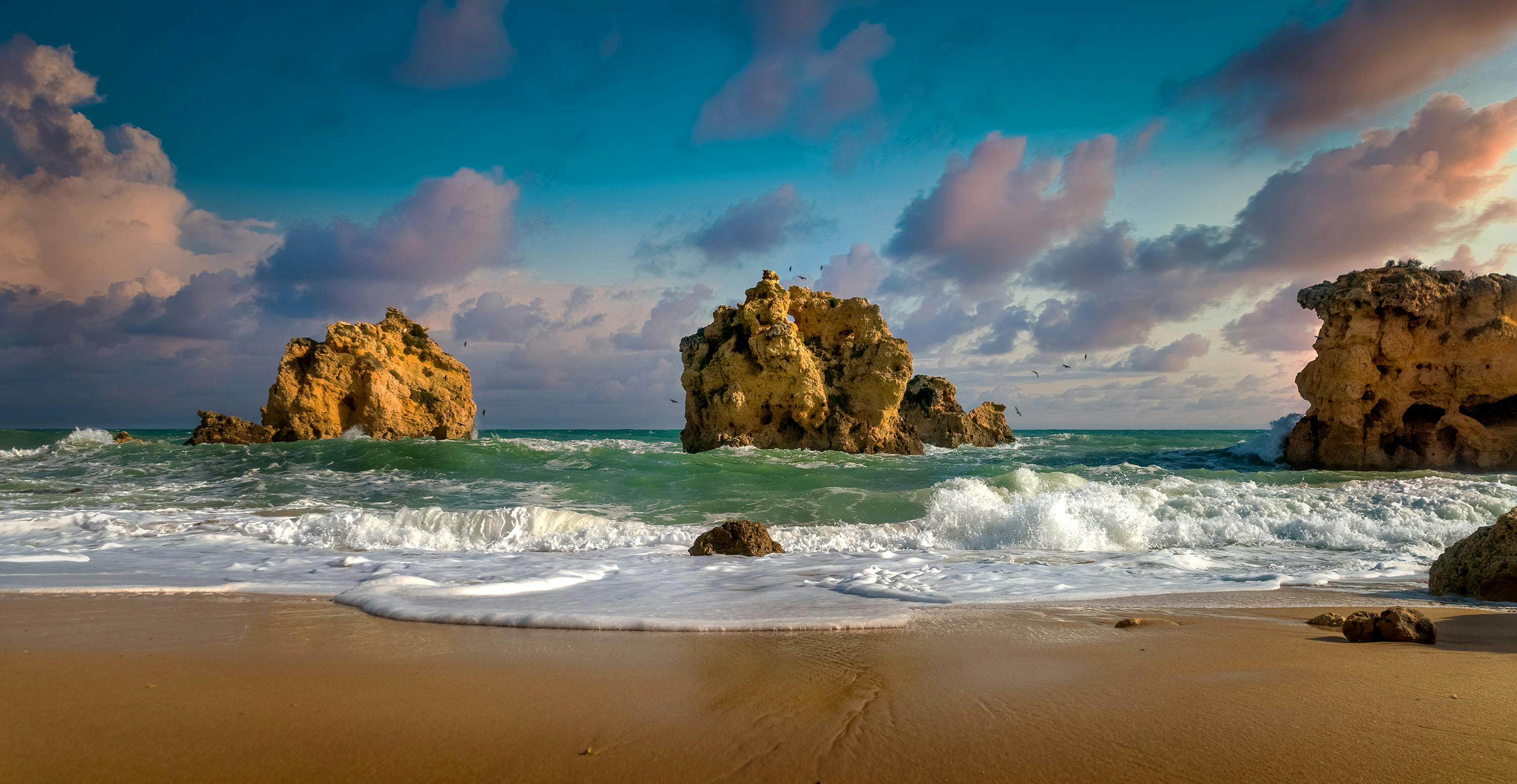 Brown Rock Formation on the Shore · Free Stock Photo