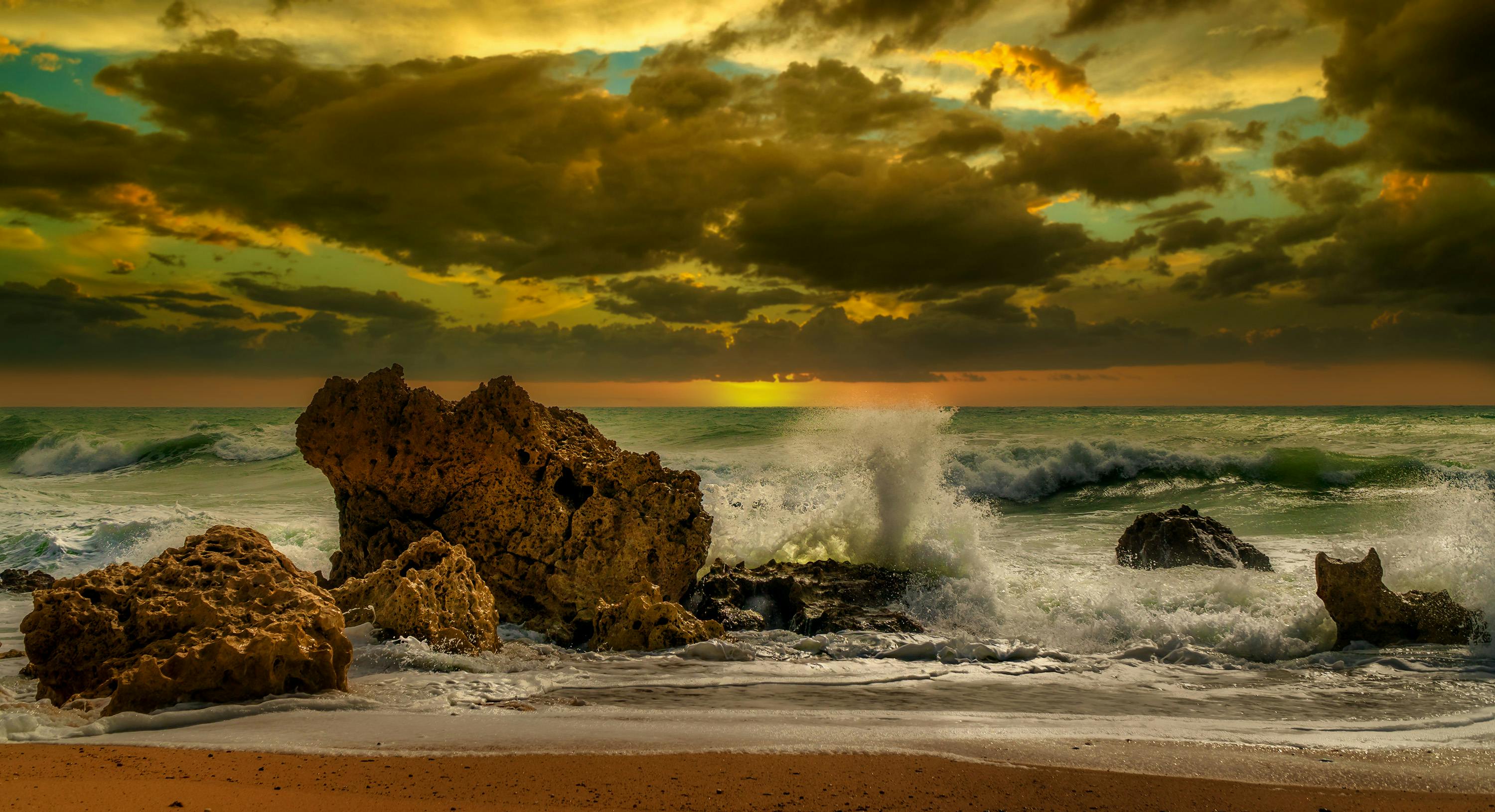 Brown Rock Formations on the Shore · Free Stock Photo