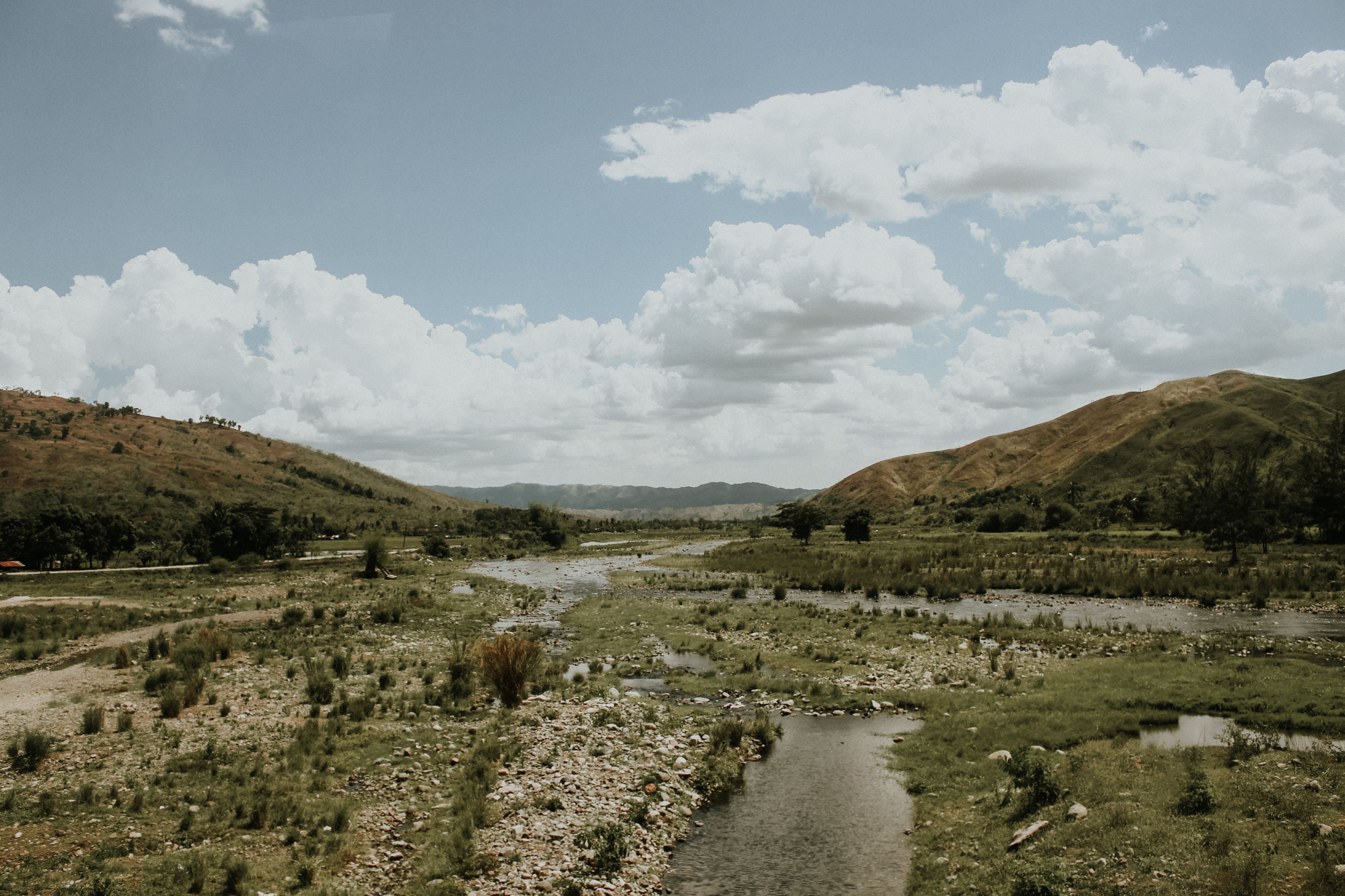 Lake in Valley · Free Stock Photo