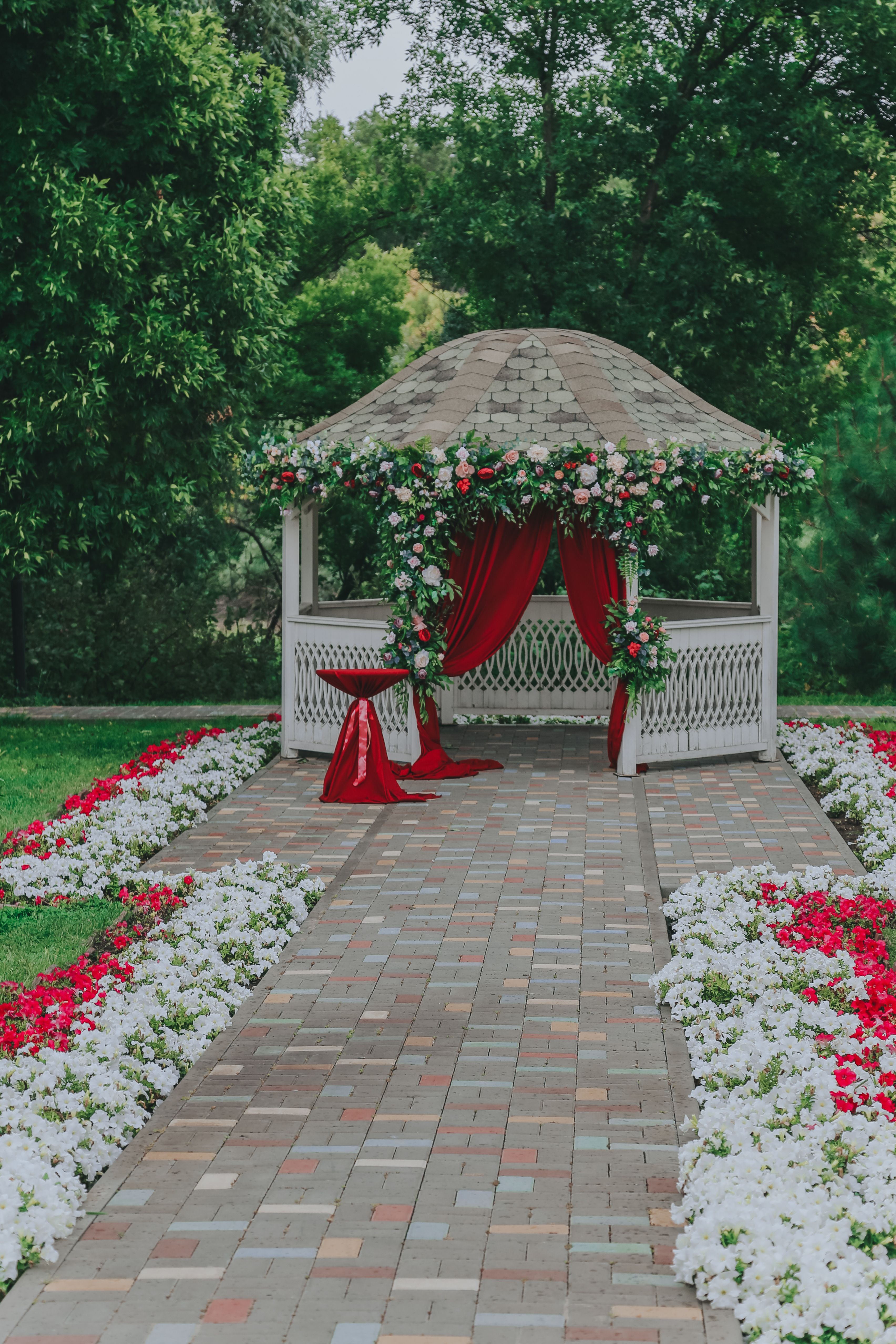 Beautiful garden with flowers and wedding decoration · Free Stock Photo