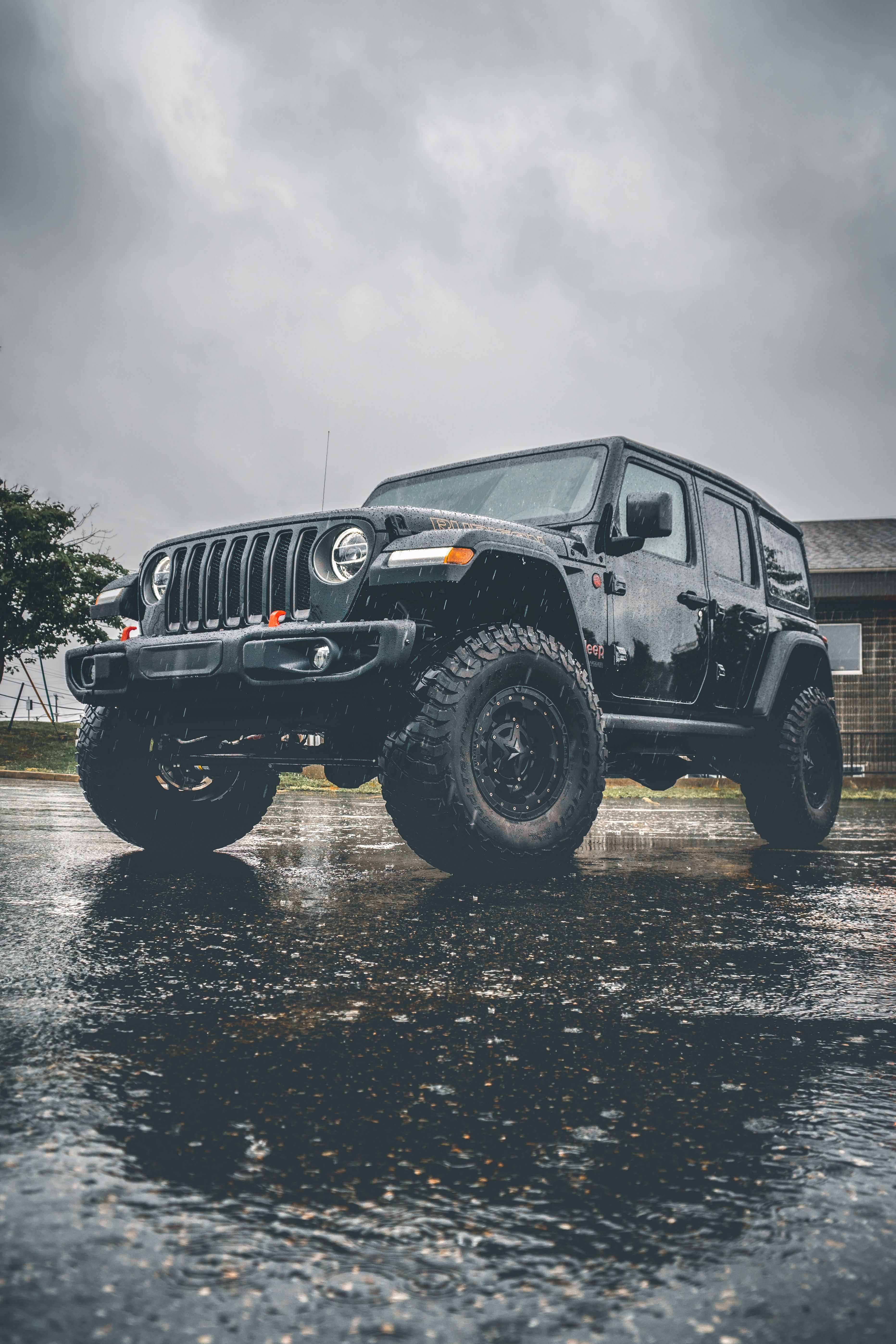 Big off roader under rain on wet asphalt · Free Stock Photo