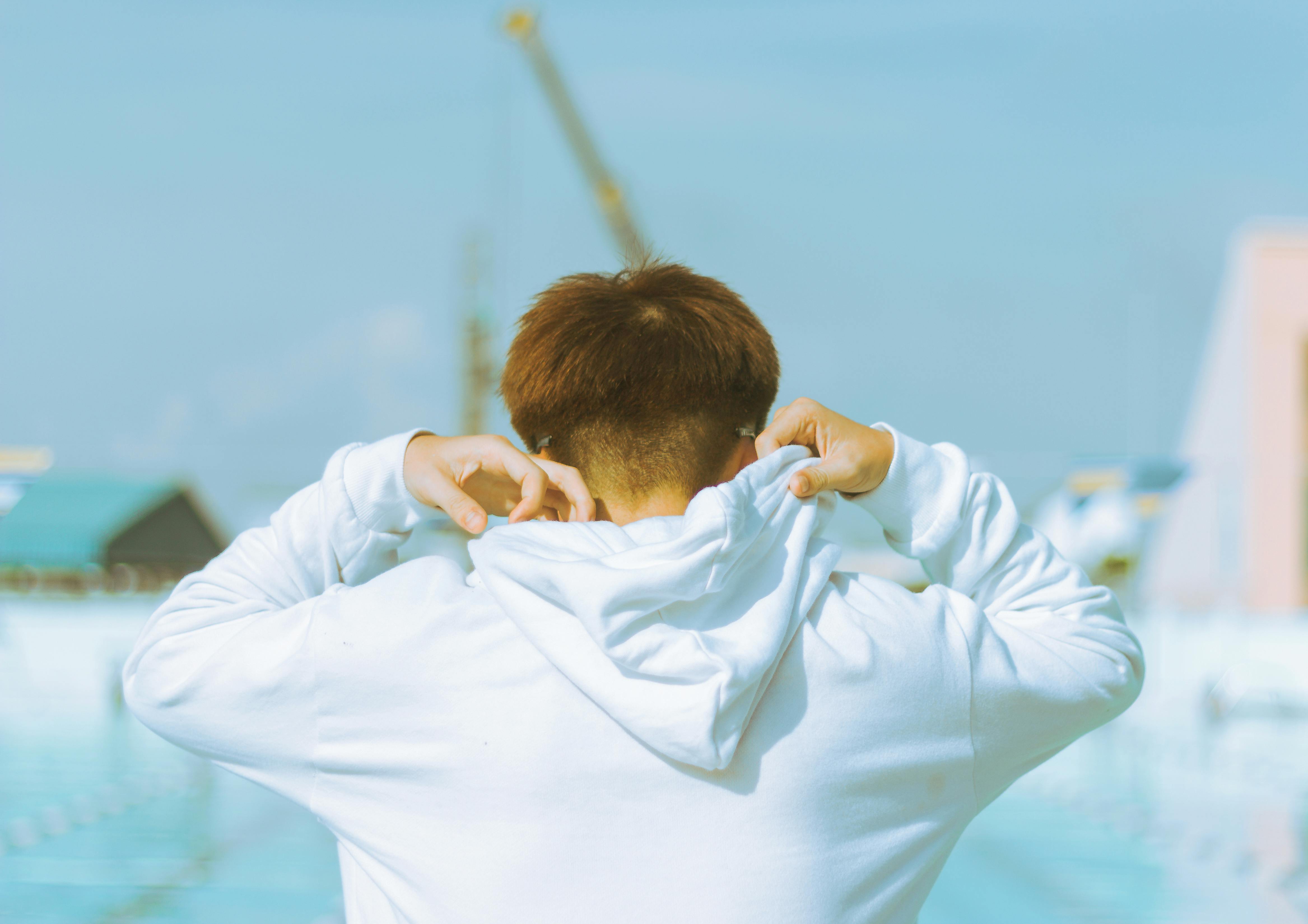 Persona Vestida Con Capucha Roja · Foto de stock gratuita