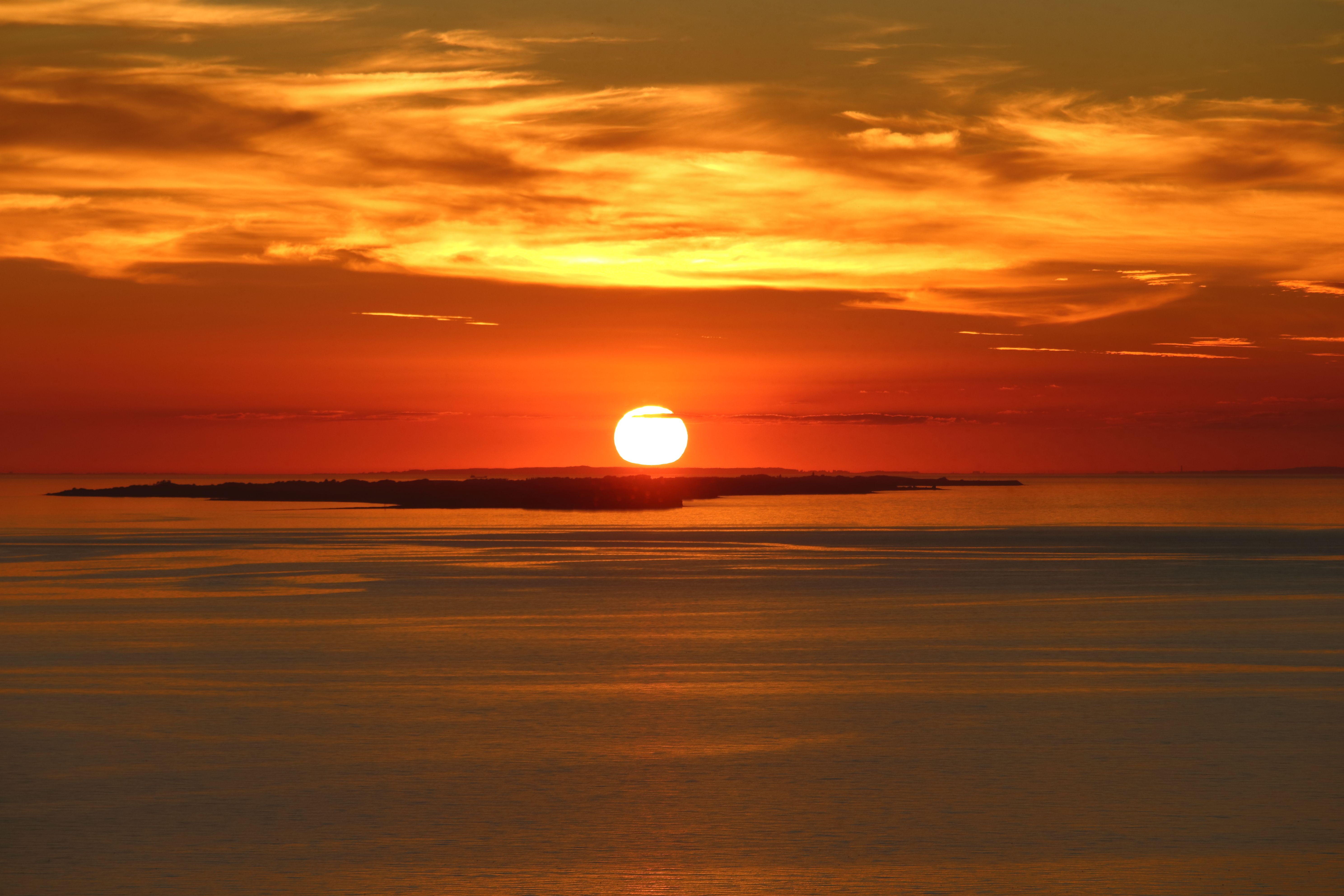 Wide Shot of an Ocean During Sunset · Free Stock Photo