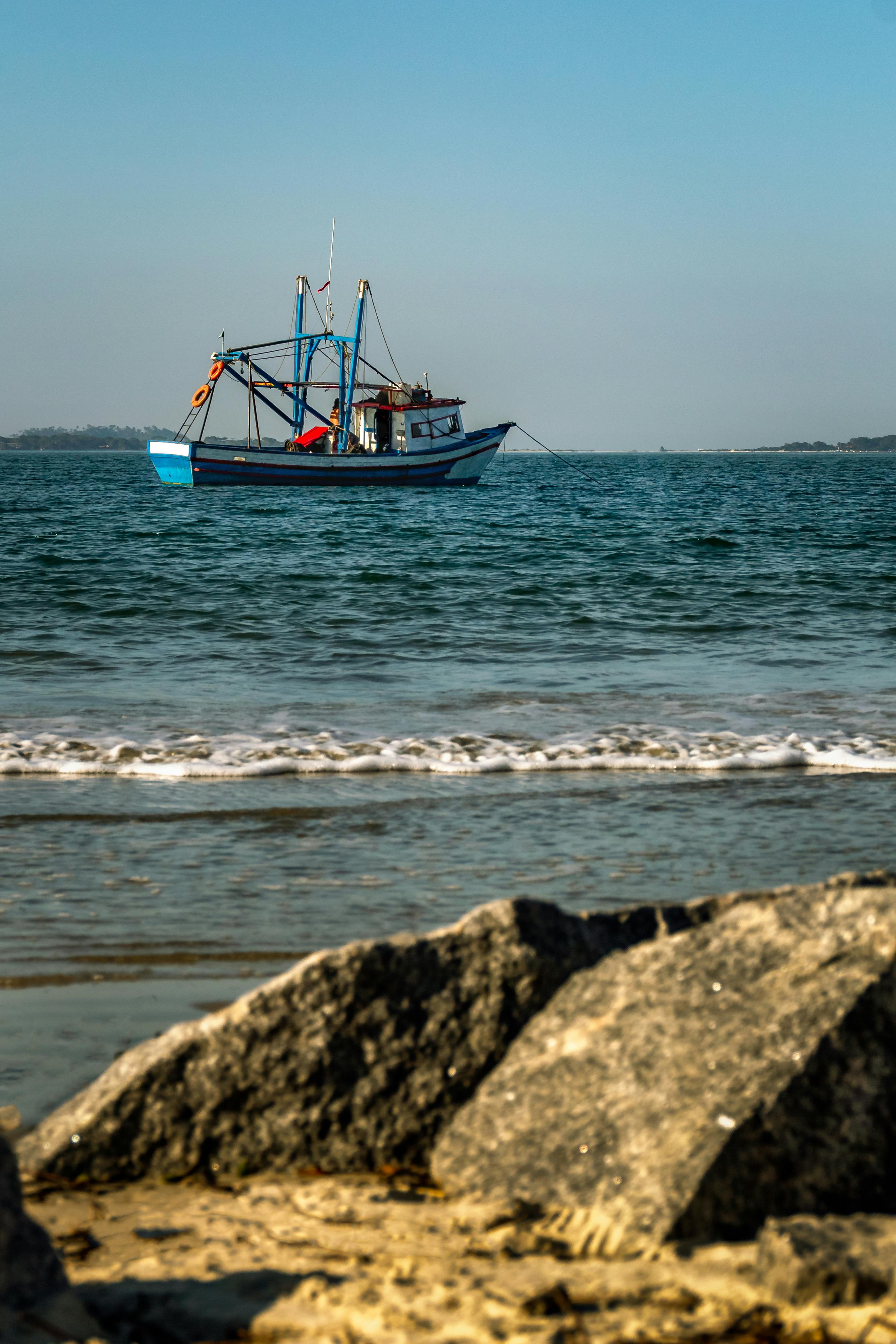 Circular Boat on a Beach · Free Stock Photo