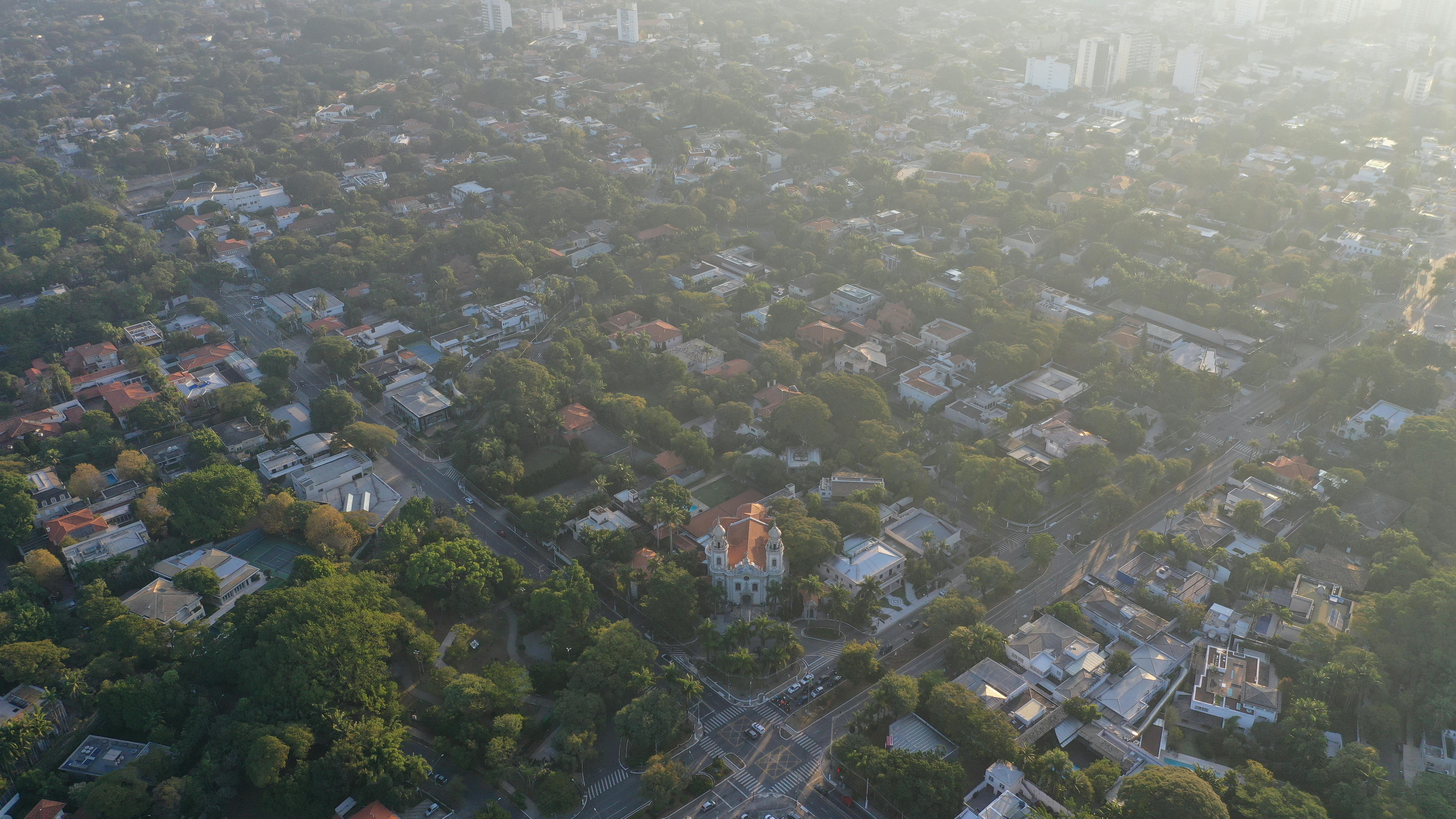 Cityscape with houses in overcast · Free Stock Photo