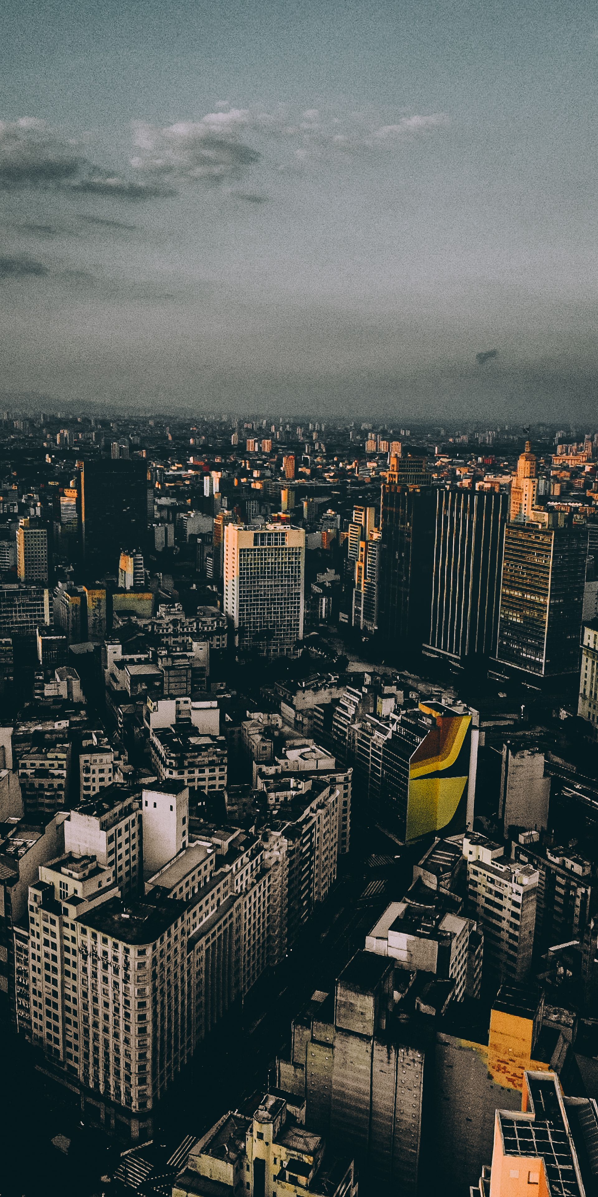 Hazy cityscape with skyscrapers in center · Free Stock Photo