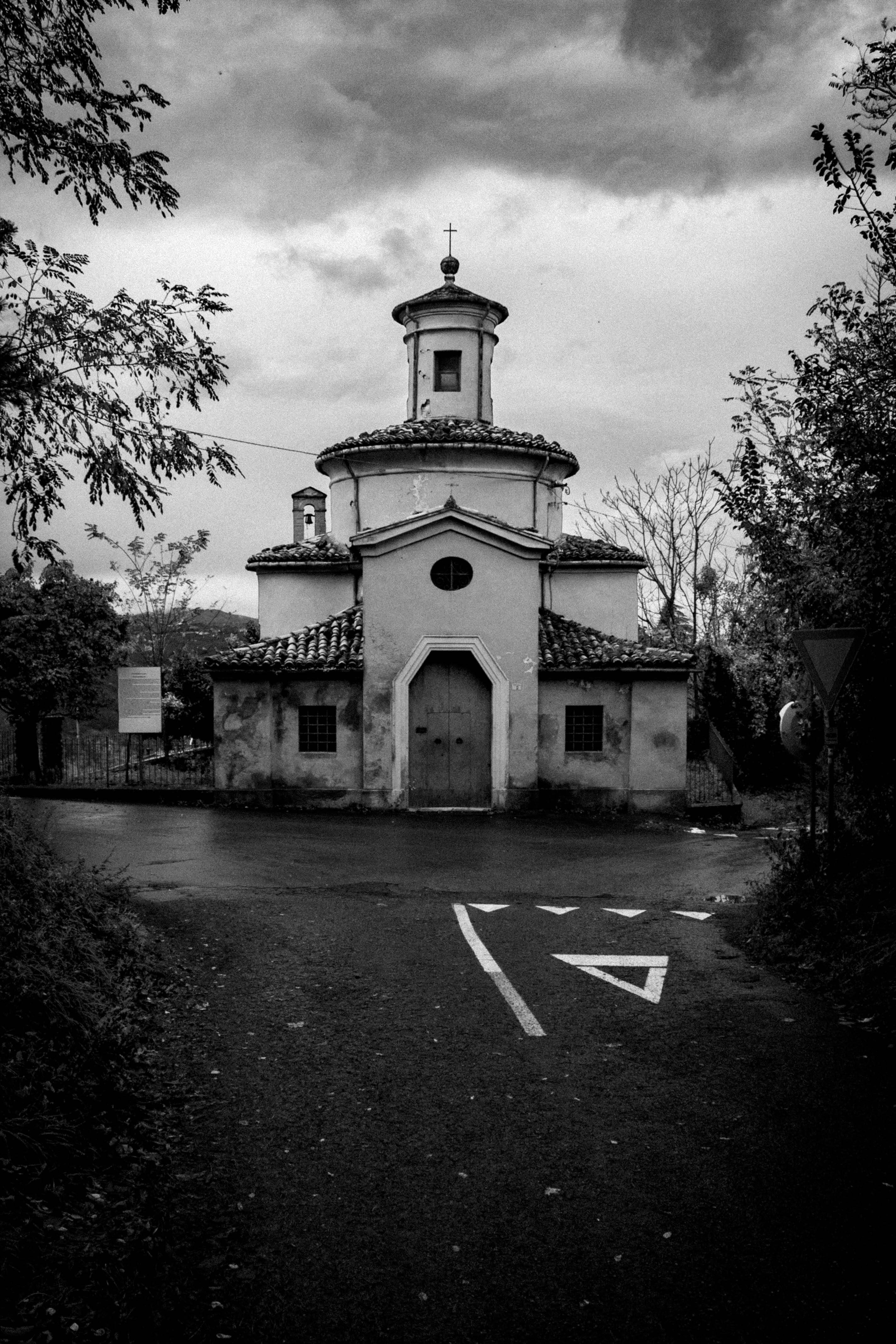 Grayscale Photo of Concrete Wall · Free Stock Photo
