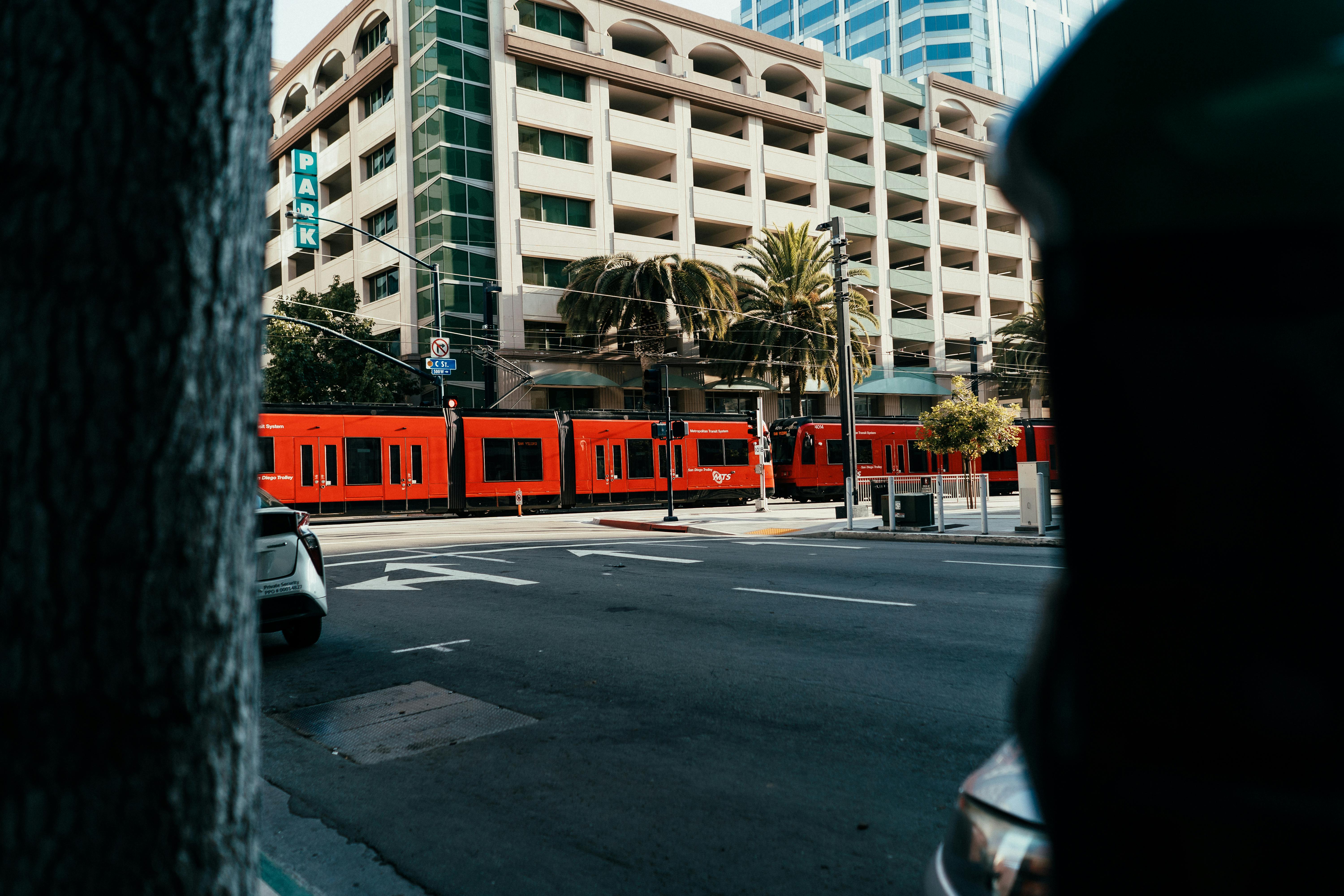 Train in City · Free Stock Photo