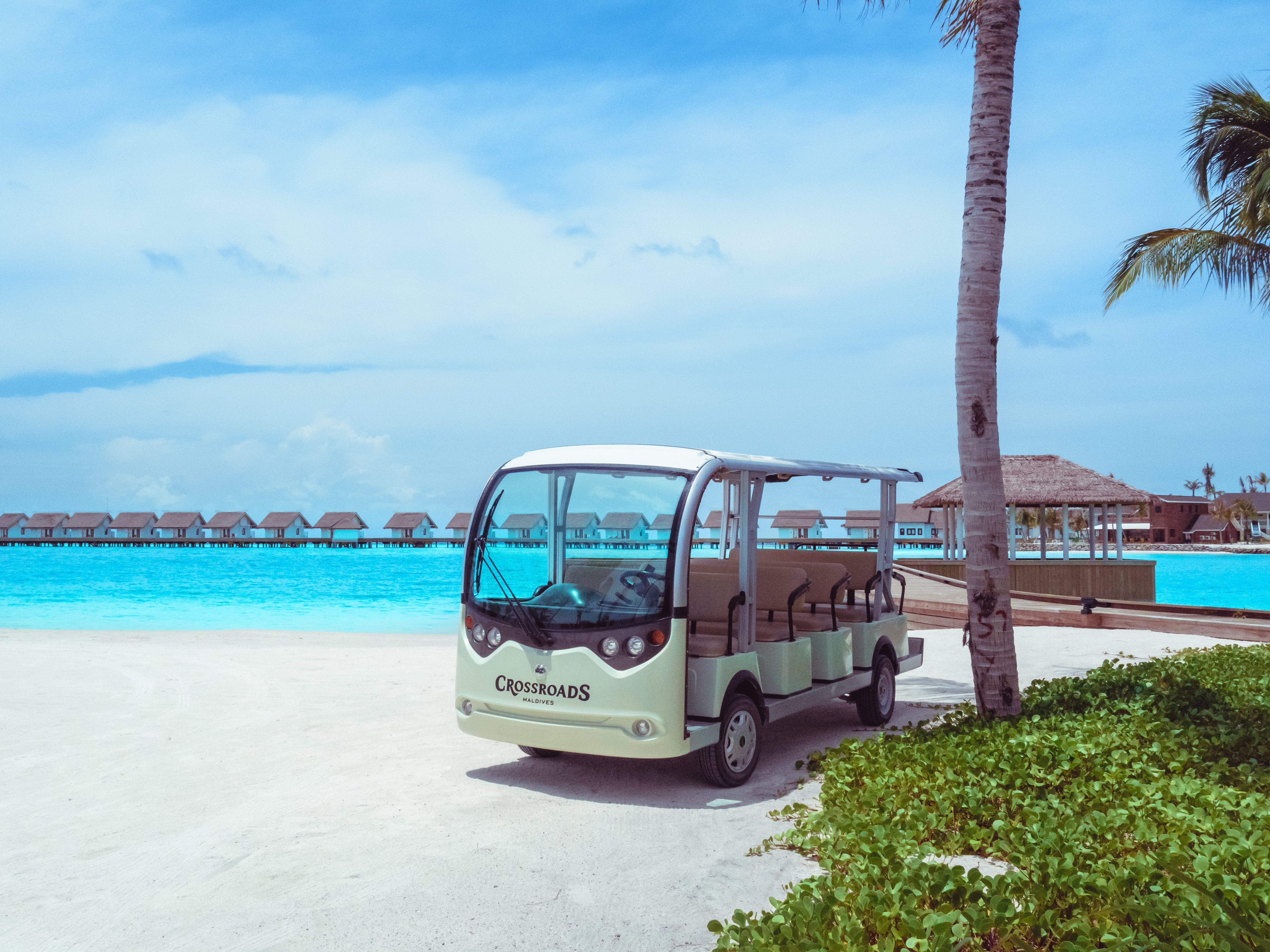 An Electric Car Parked on a Beautiful Resort · Free Stock Photo