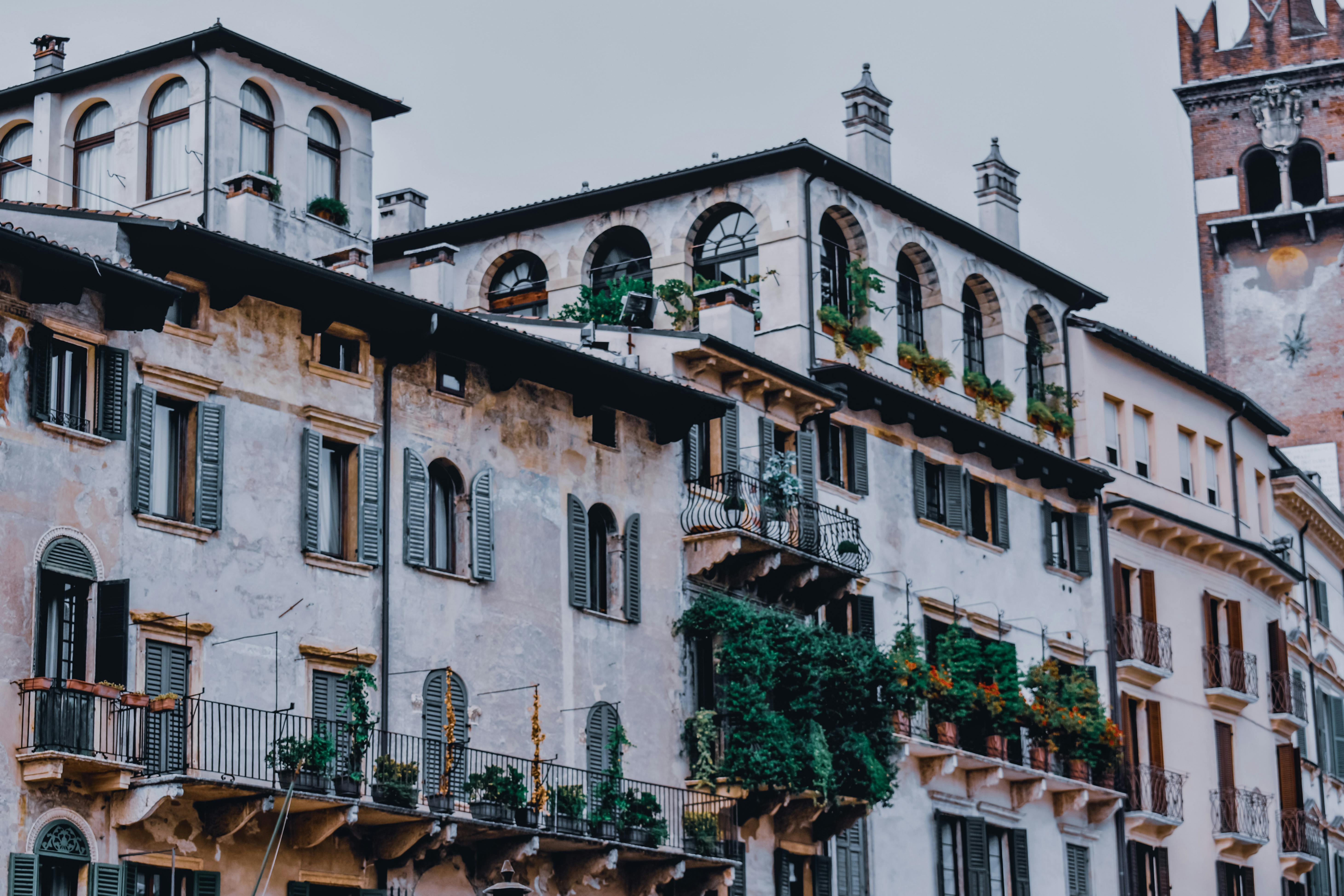 Beige Concrete Building · Free Stock Photo