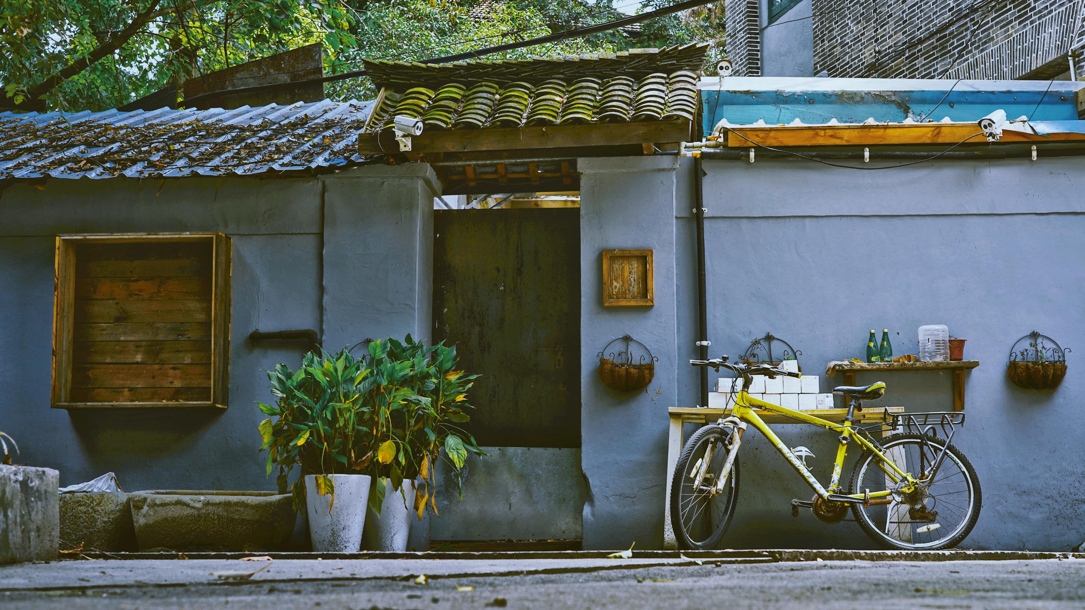 Rickshaw and Entrance to House · Free Stock Photo