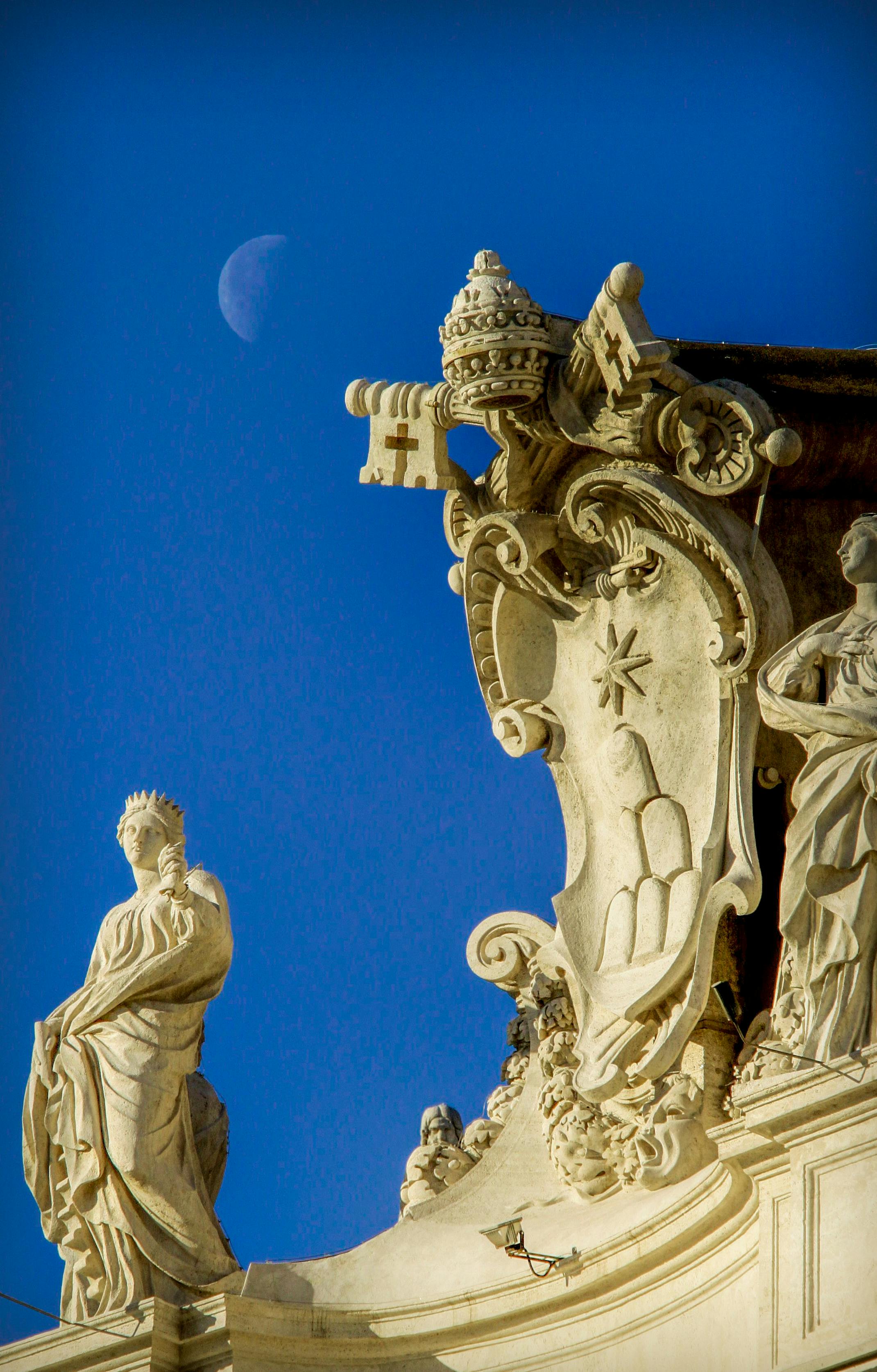 Statues on the Roof of a Building · Free Stock Photo