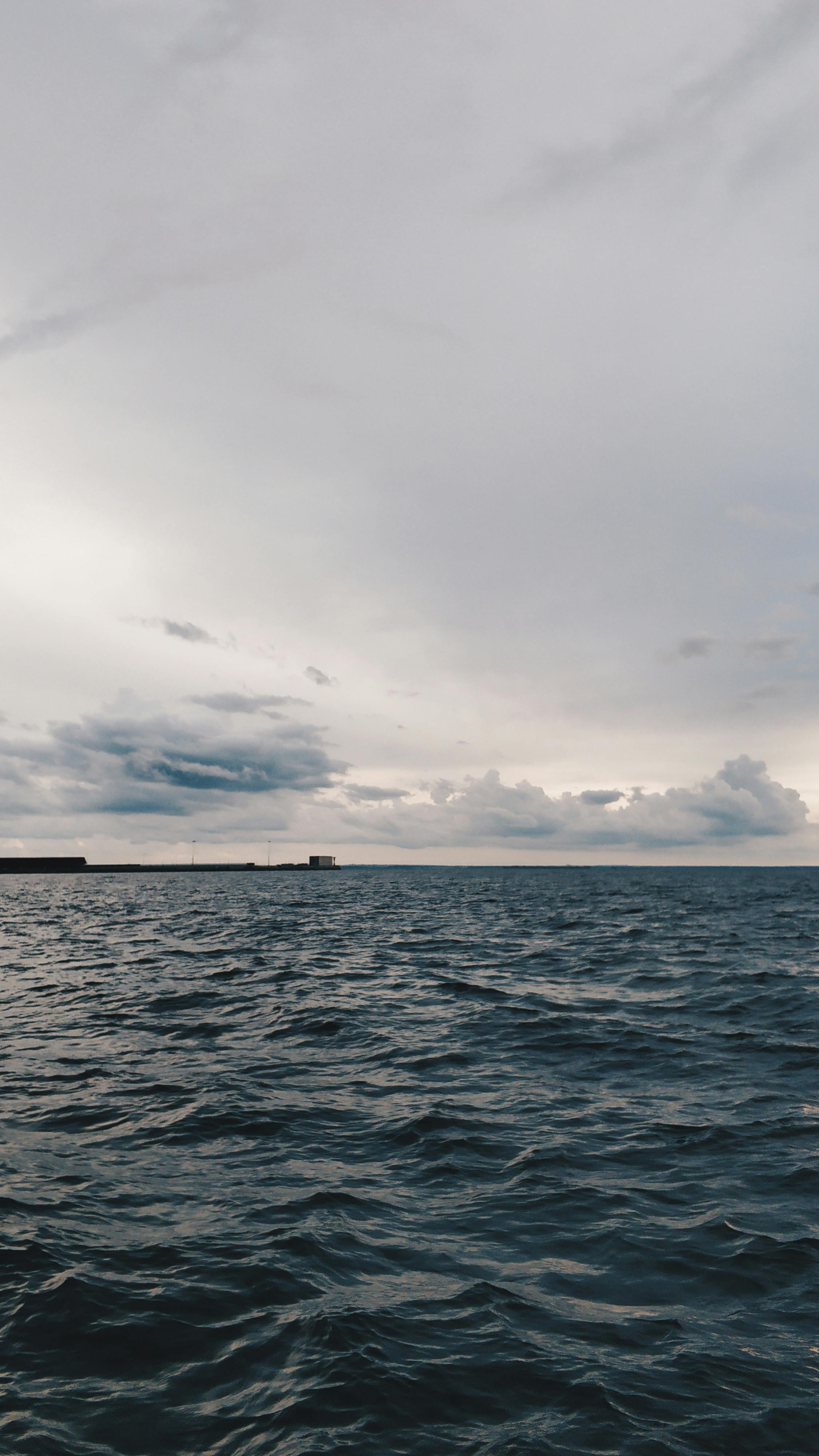 Rippled sea against cloudy sky · Free Stock Photo
