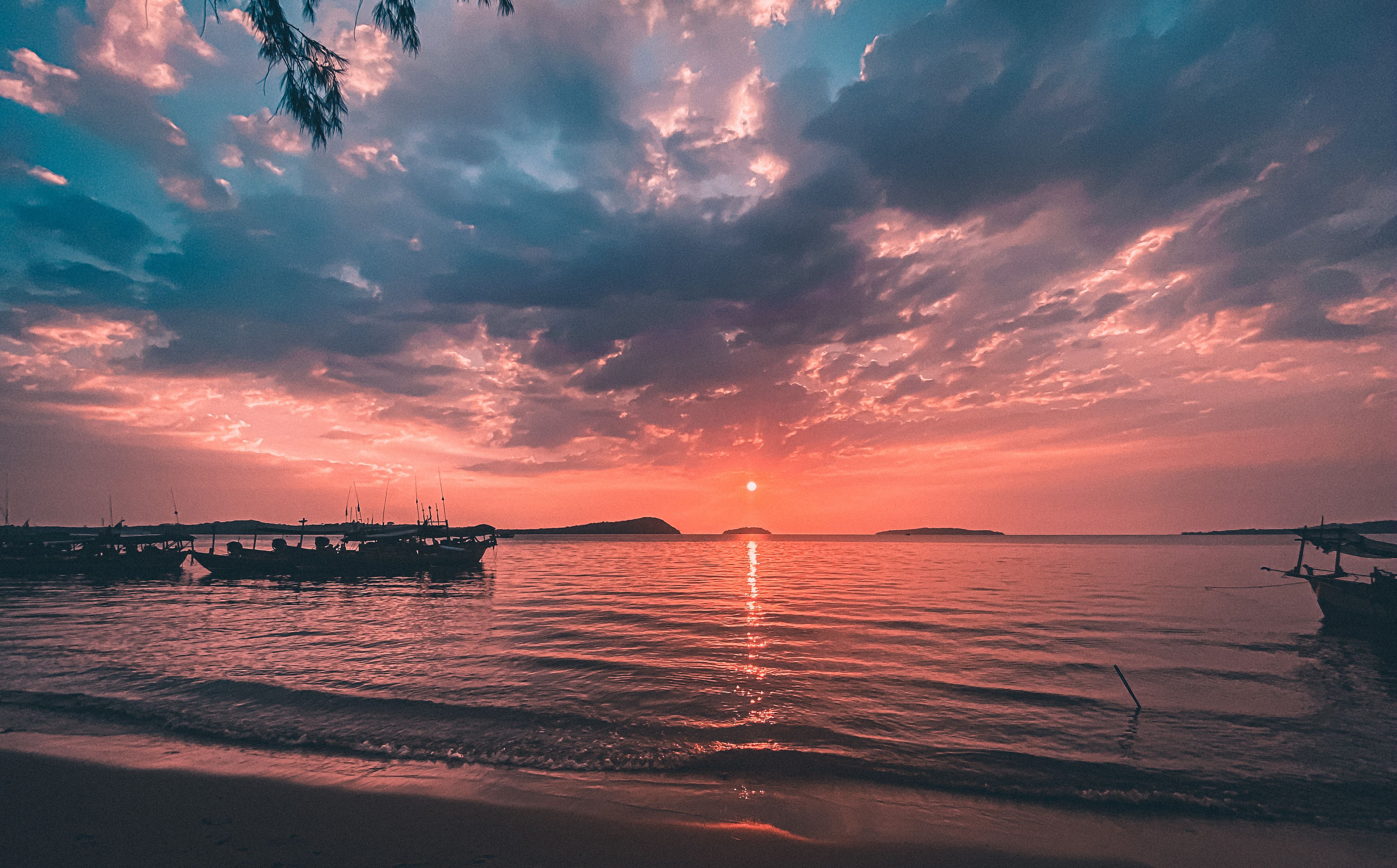 The Reflection of the Sun on the Water Surface · Free Stock Photo