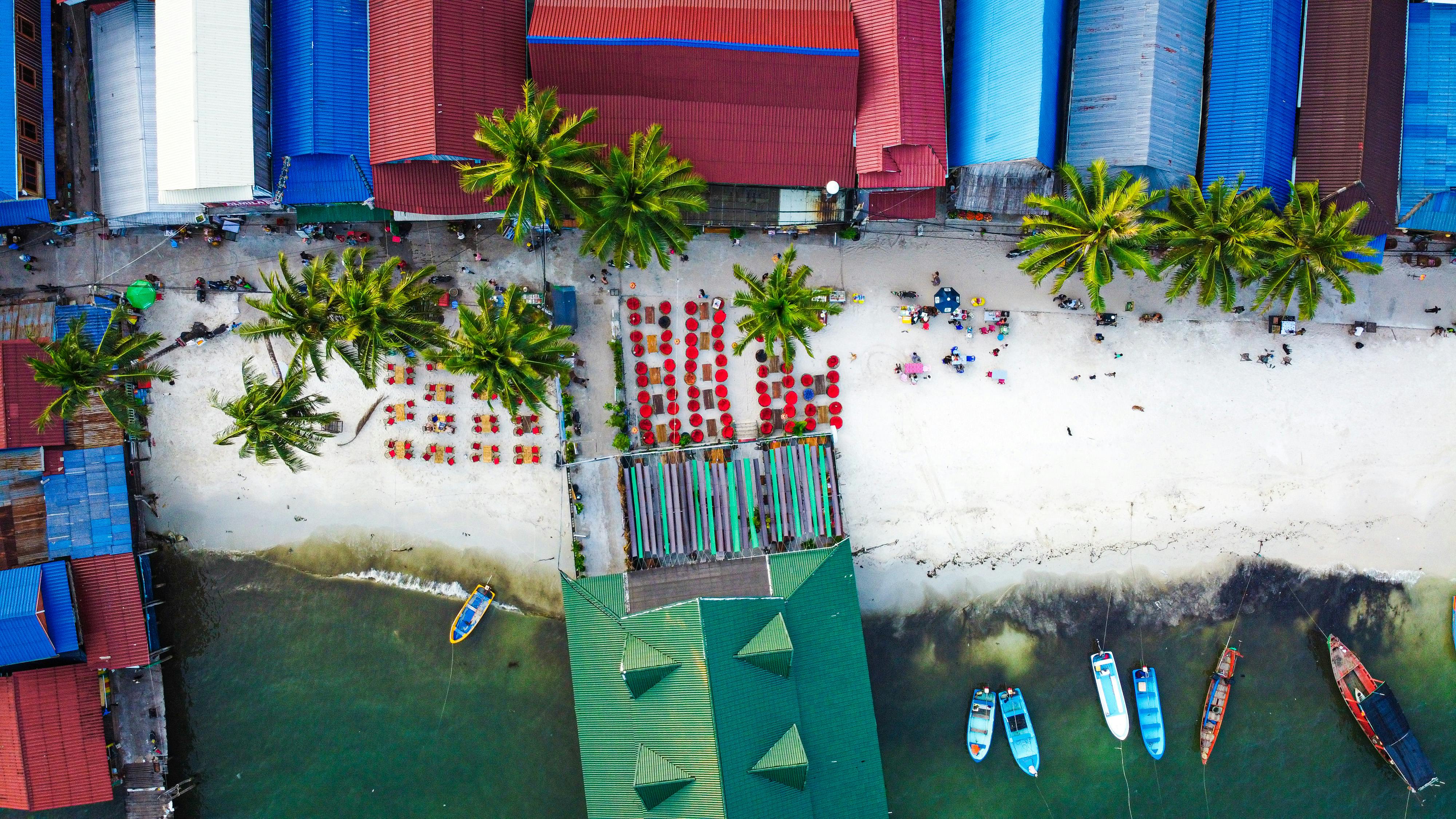Buildings Near the Beach · Free Stock Photo