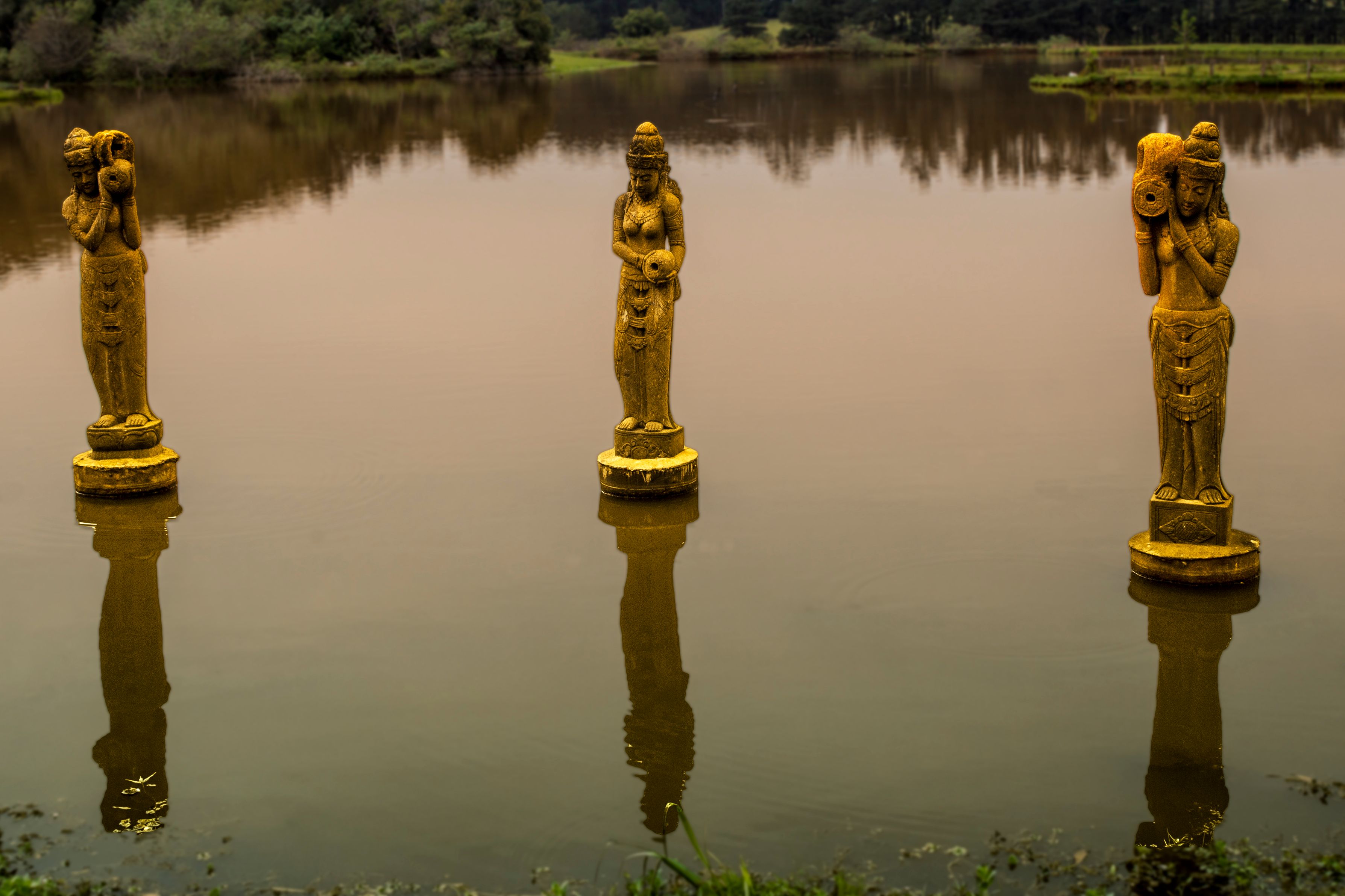 Golden Statues in Water · Free Stock Photo
