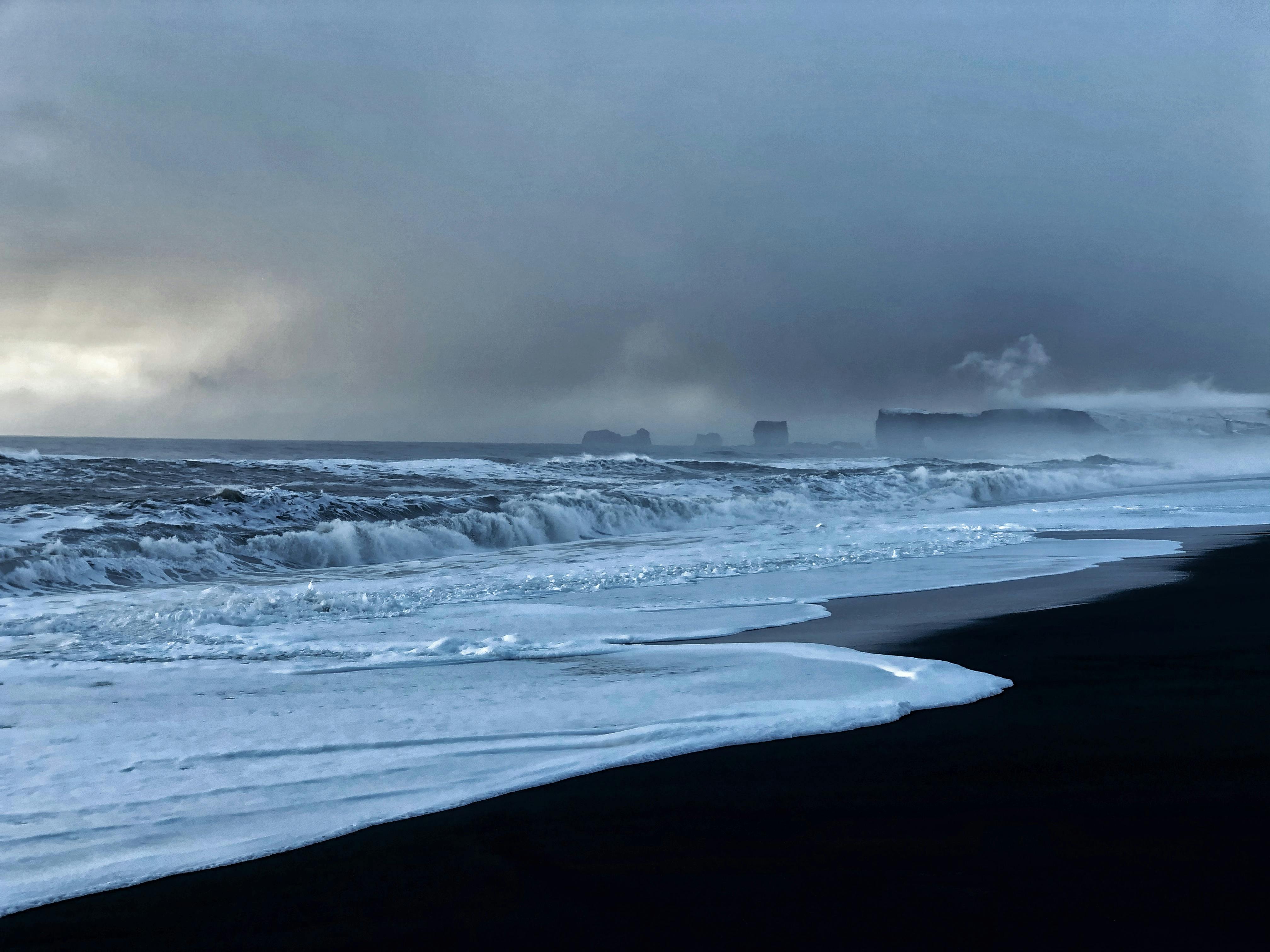 Waves Crashing on the Shore · Free Stock Photo