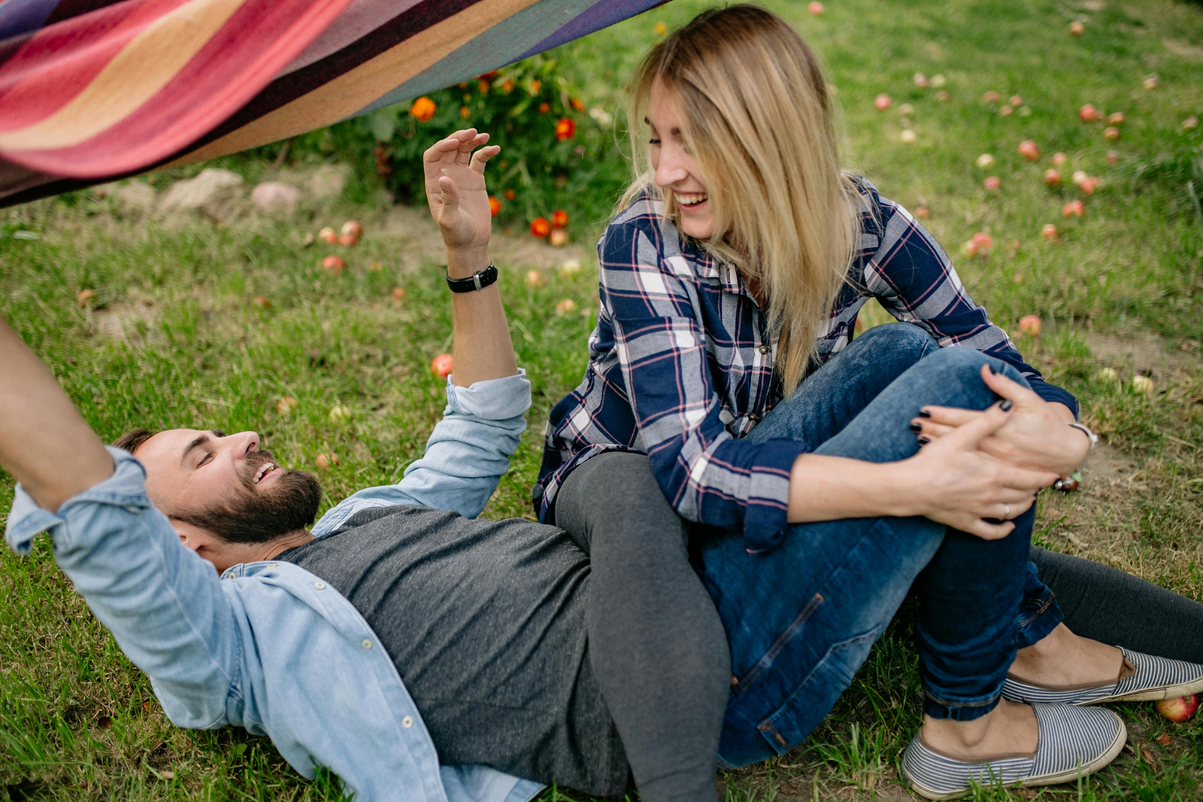 Man Carrying the Woman on his Shoulder · Free Stock Photo