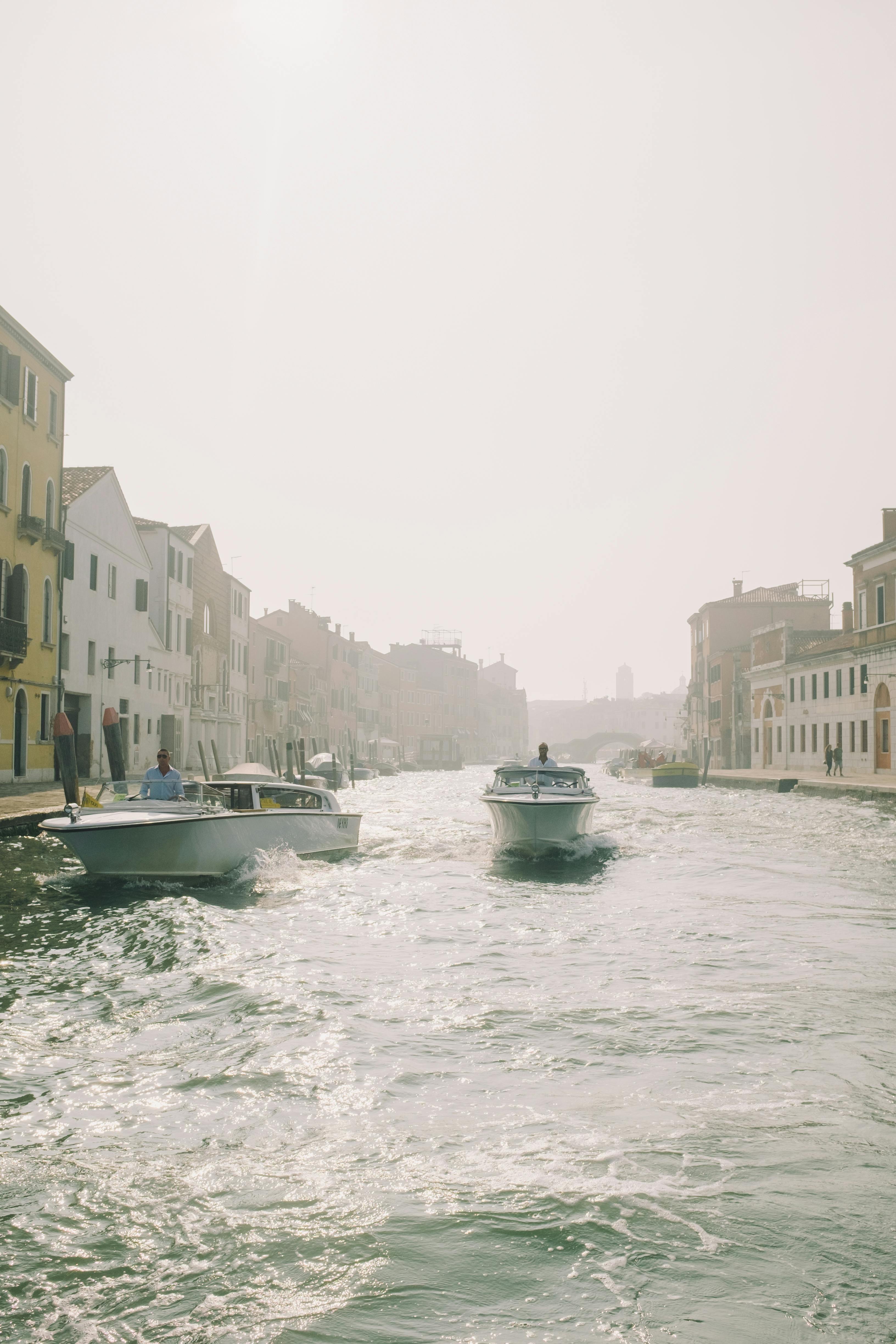 Boats on River Between Buildings · Free Stock Photo
