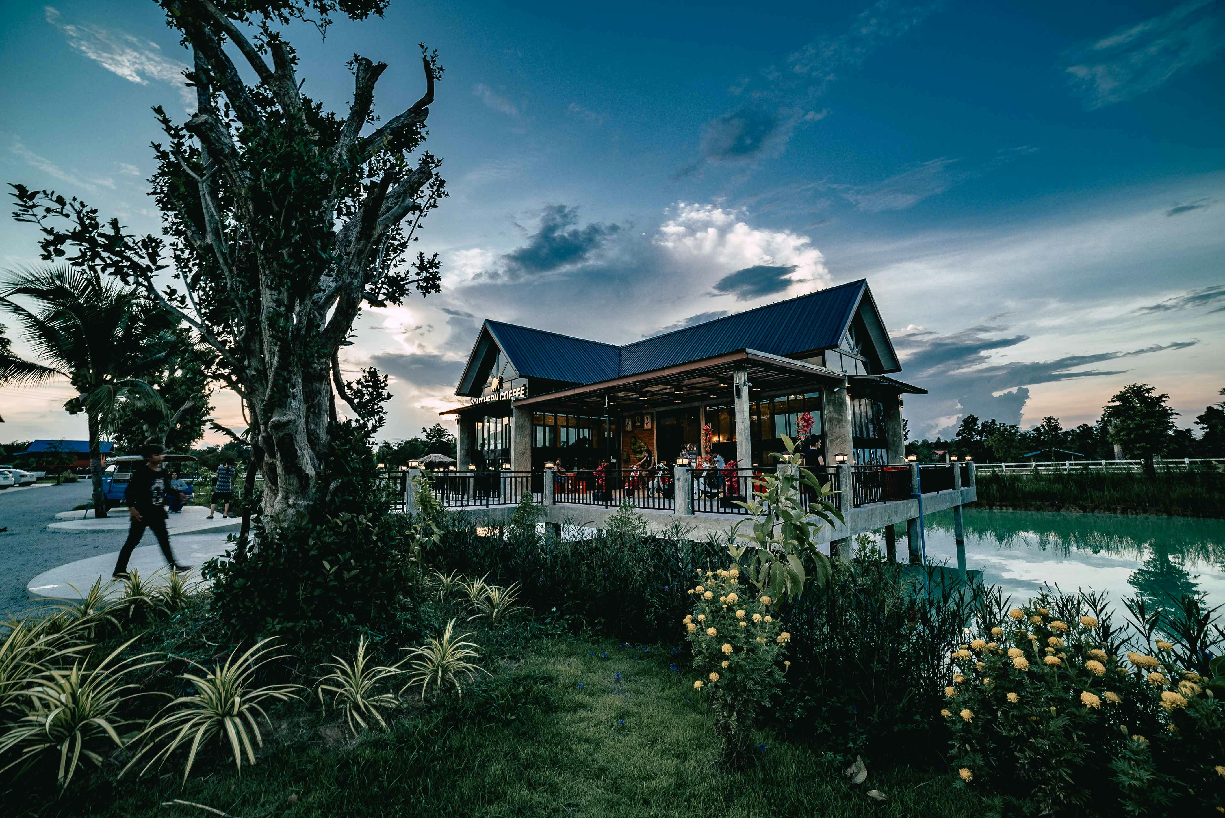 A Coffee Shop Above the Lake · Free Stock Photo