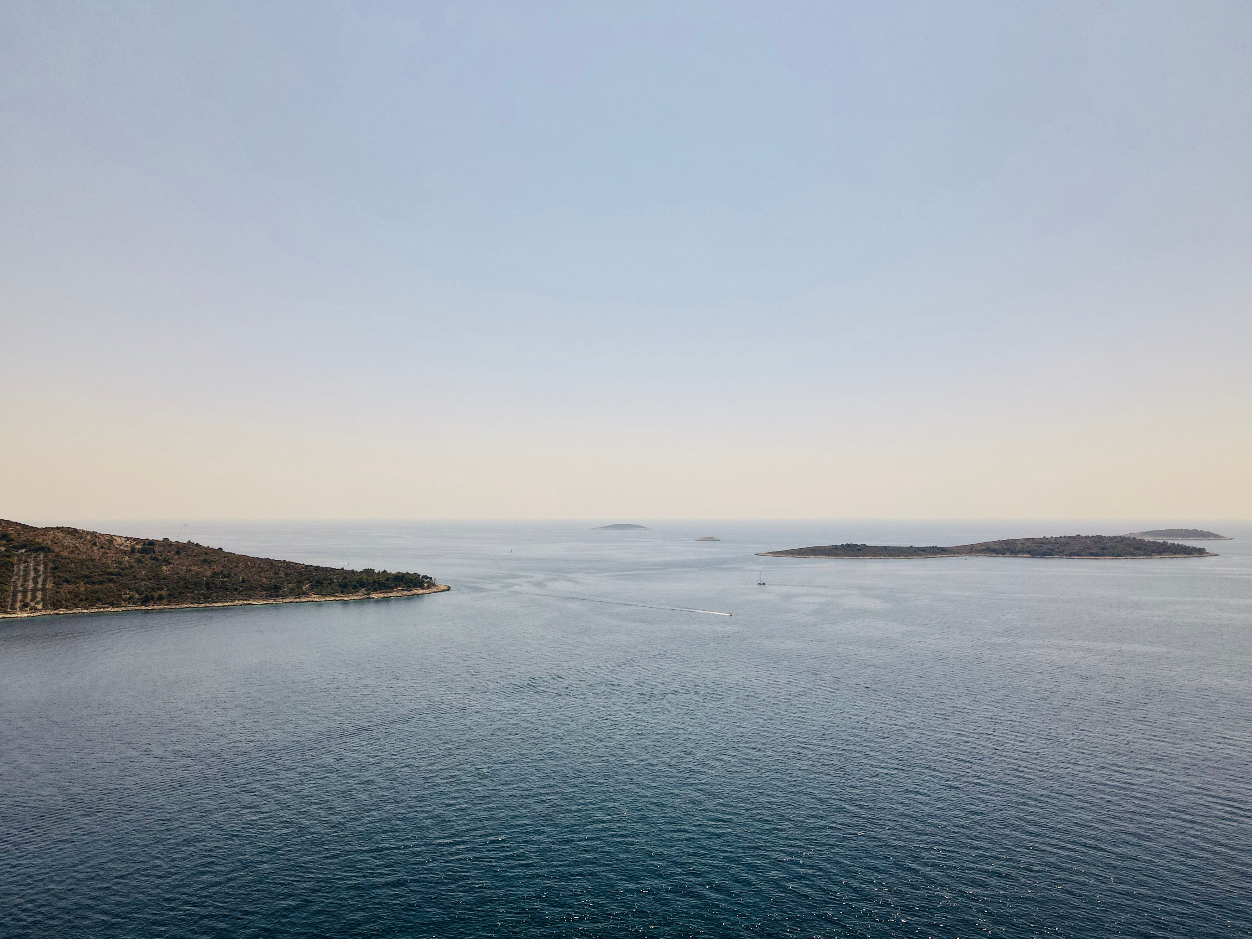 Dark blue sea water in daylight · Free Stock Photo