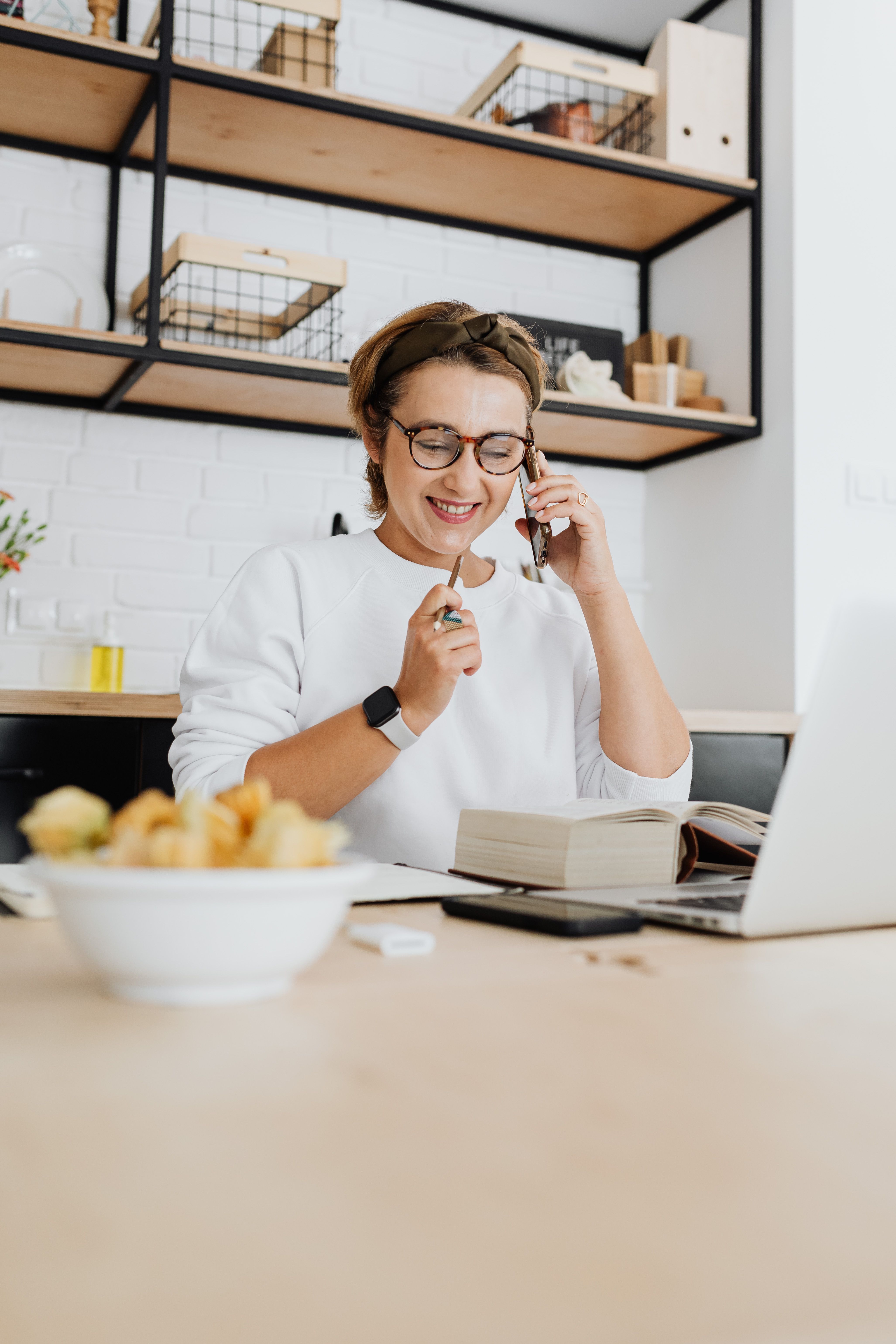 Woman On Call Smiling Photos, Download The BEST Free Woman On Call ...
