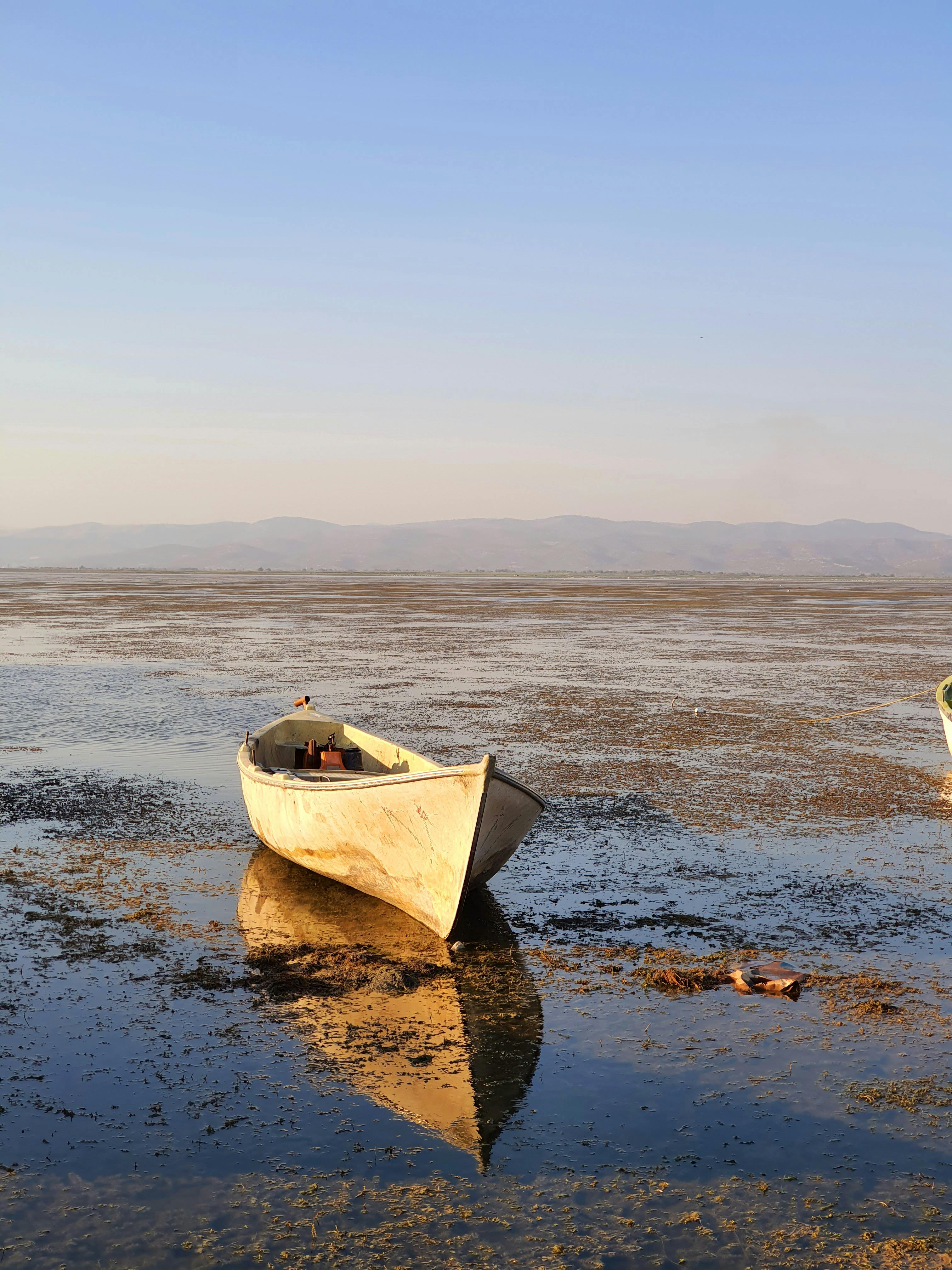 Empty Boat on Shore · Free Stock Photo