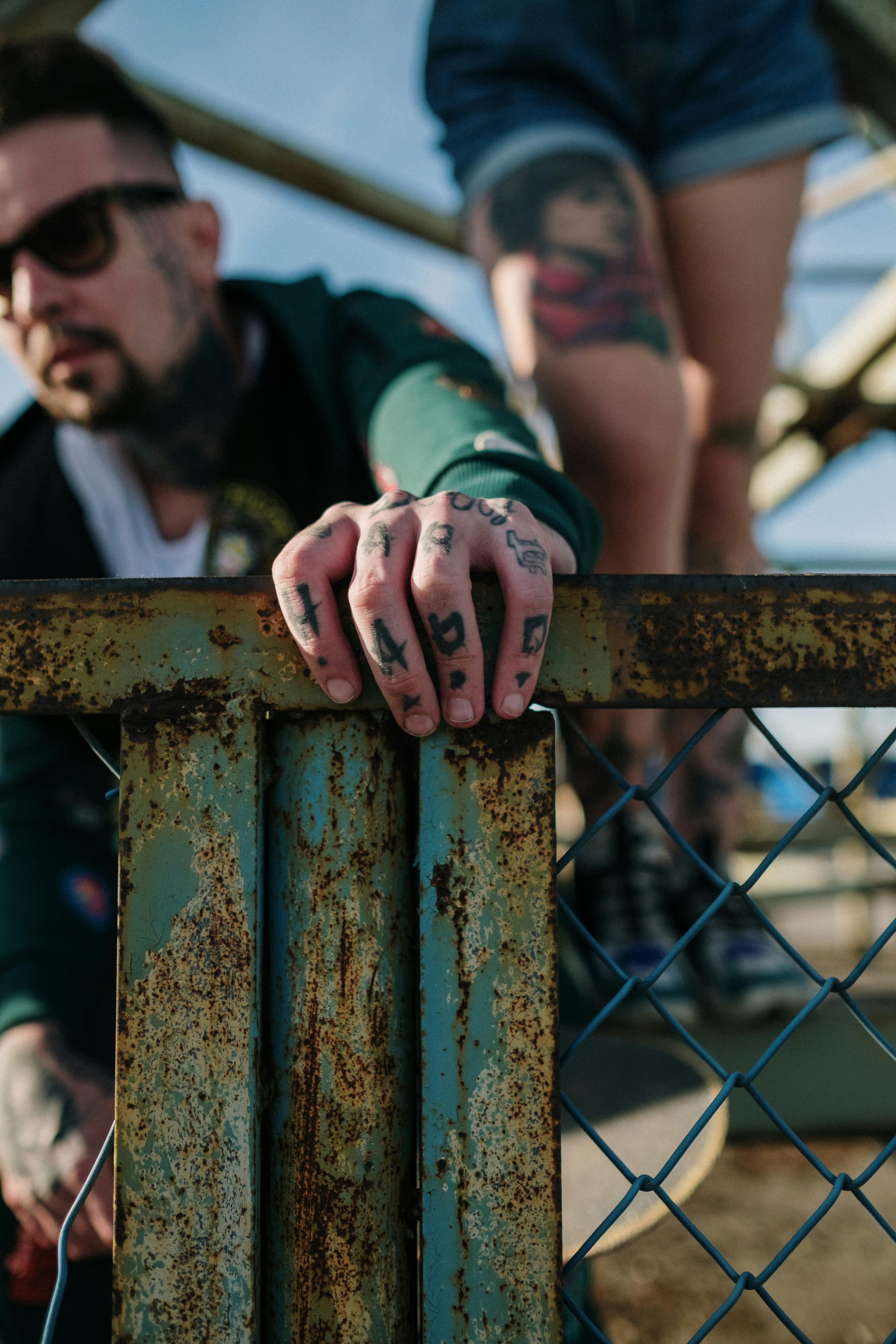 Hand Gripping Table Edge Photos, Download The BEST Free Hand Gripping ...