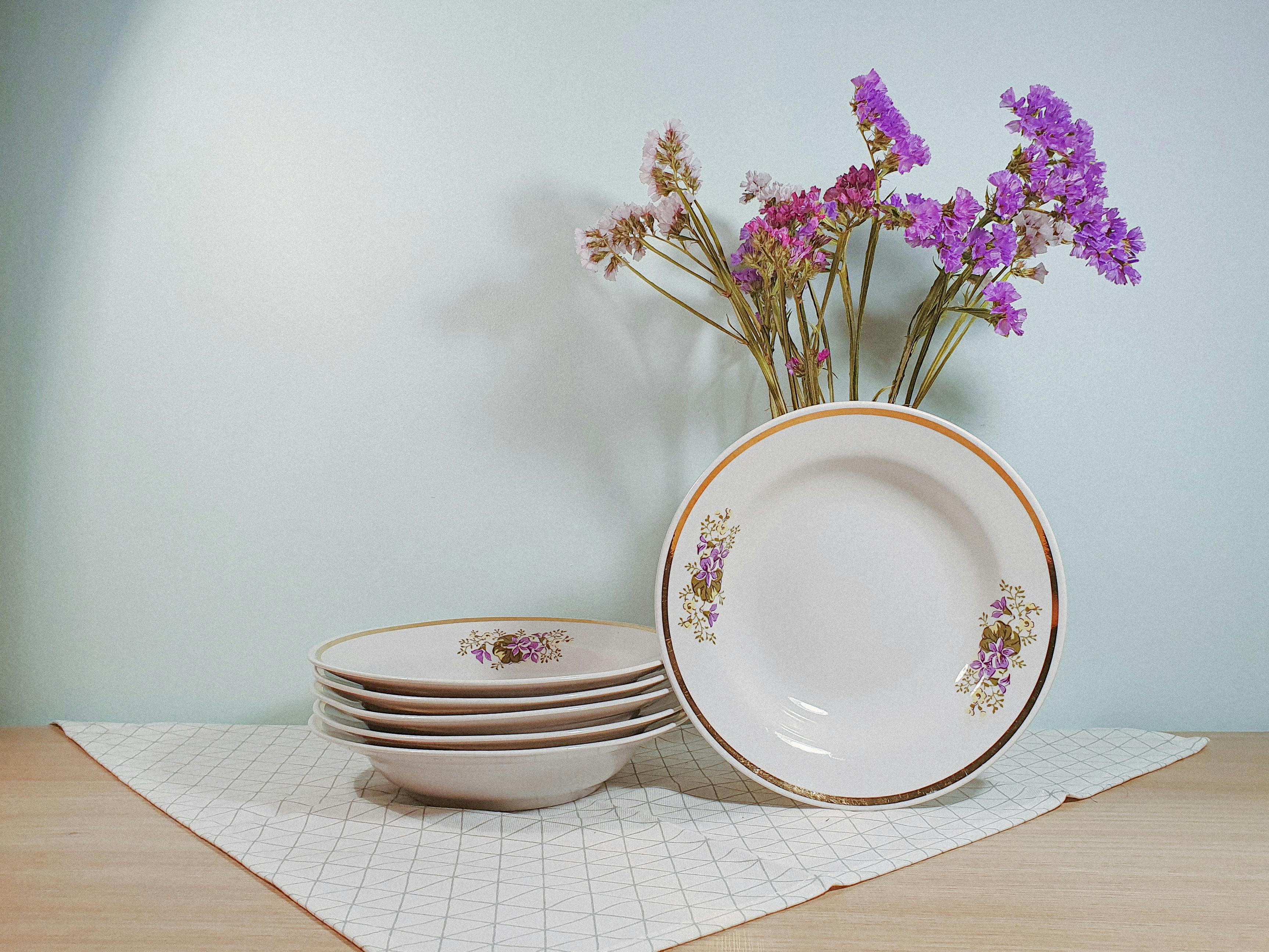 Stack Of Plates Photos, Download The BEST Free Stack Of Plates Stock ...