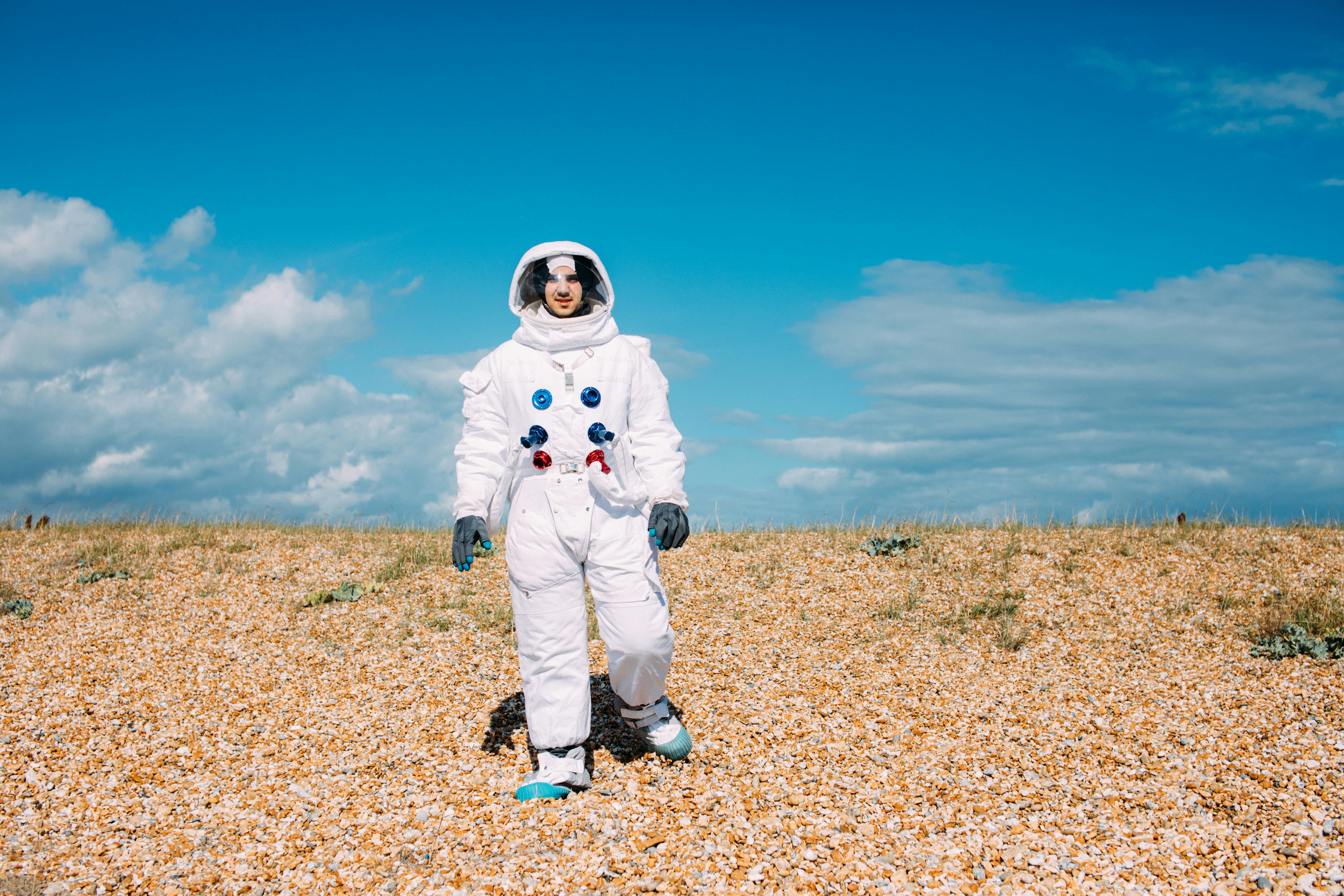 Photo gratuite de astronaute, casque, combinaison spatiale