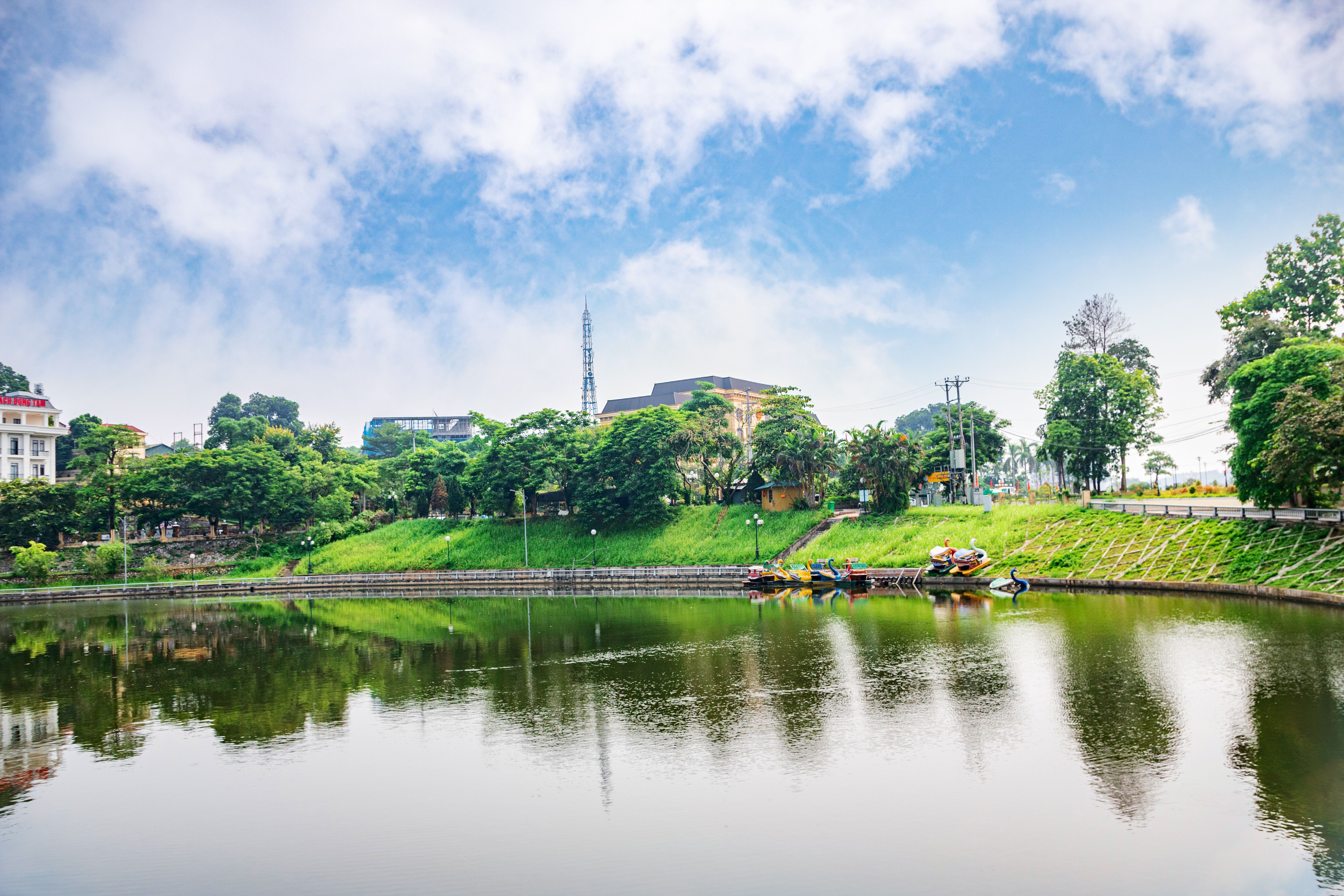 Pond in a City · Free Stock Photo