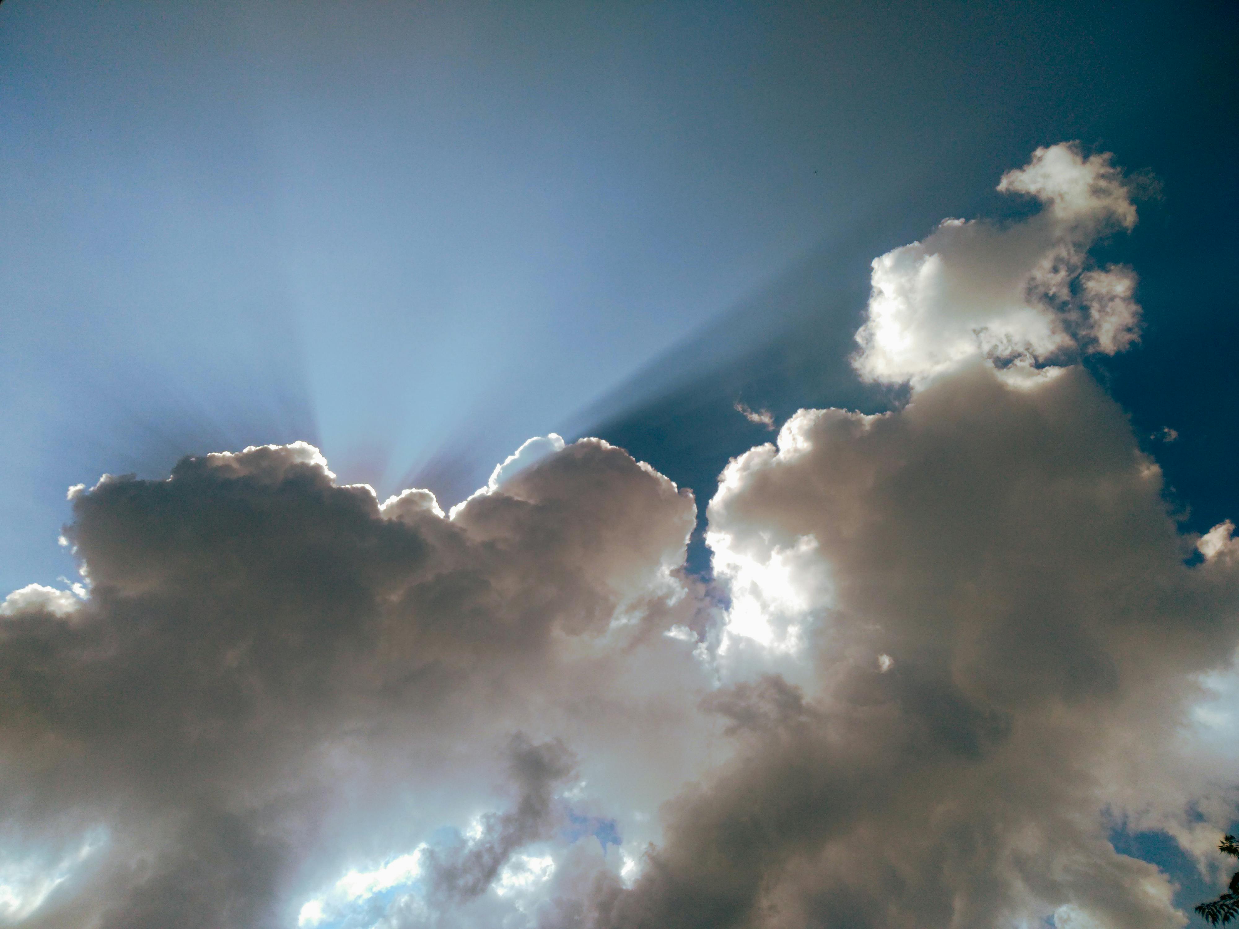 Sun Light Shining Down from the Sky · Free Stock Photo
