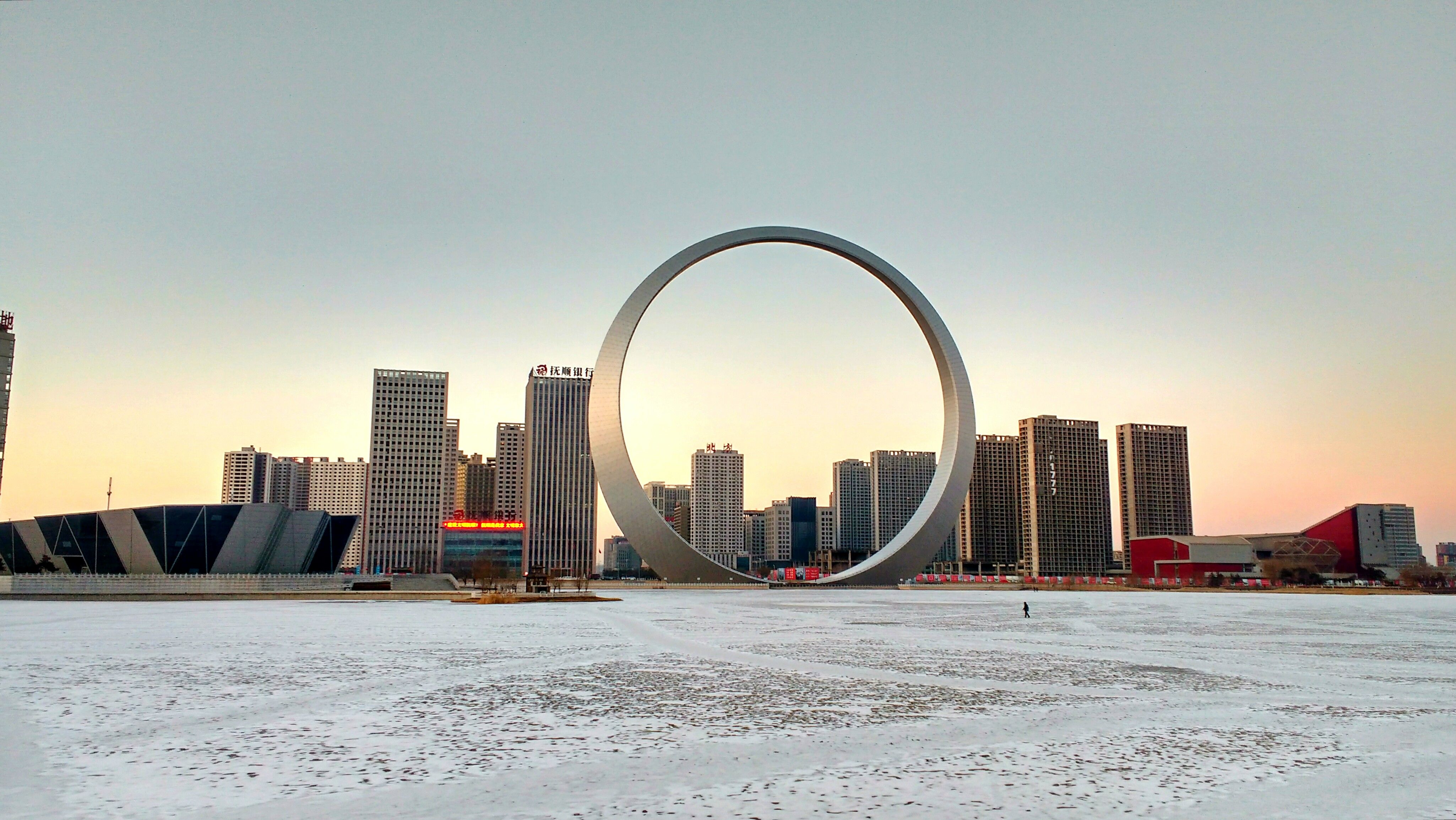 A Ring of Life and Buildings · Free Stock Photo