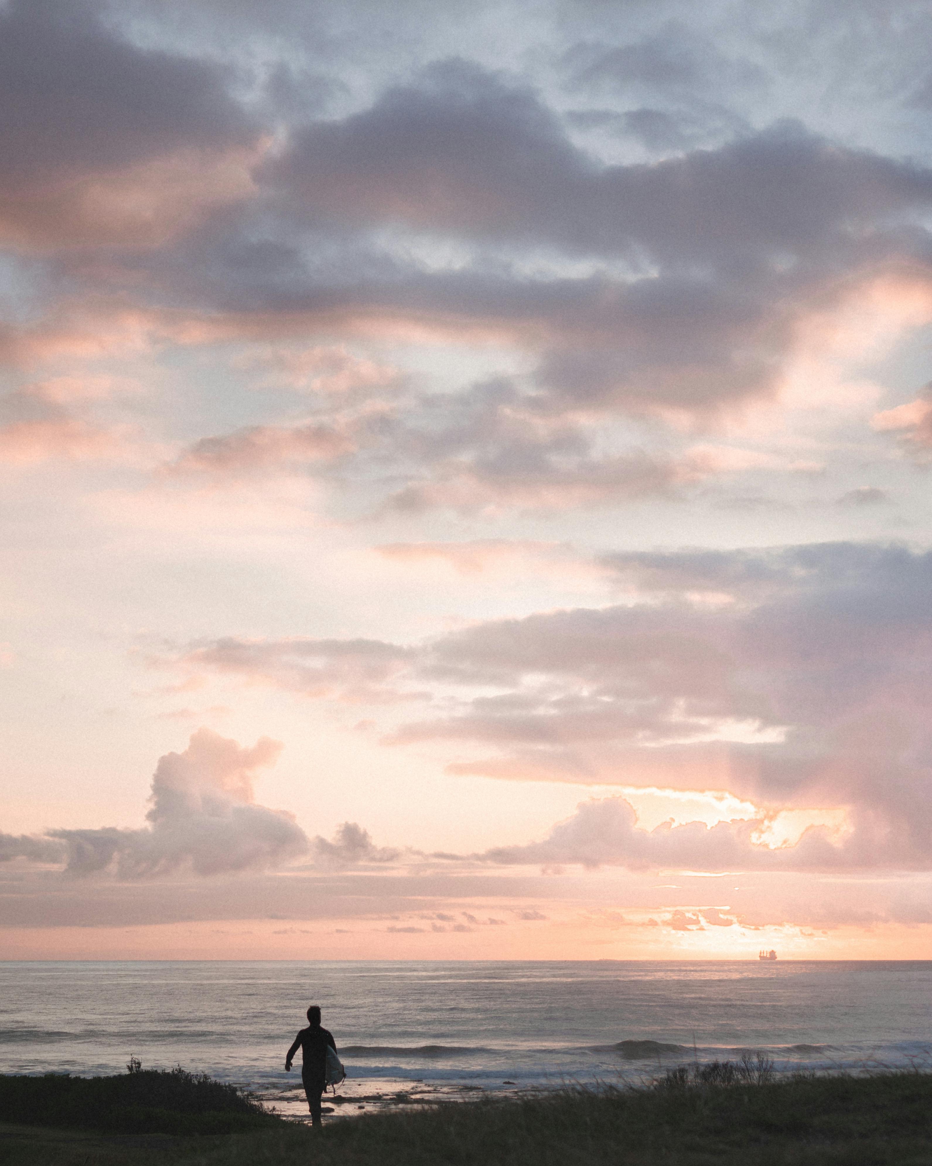 Einsame Person, Die Am Strand Gegen Meer Geht · Kostenloses Stock Foto