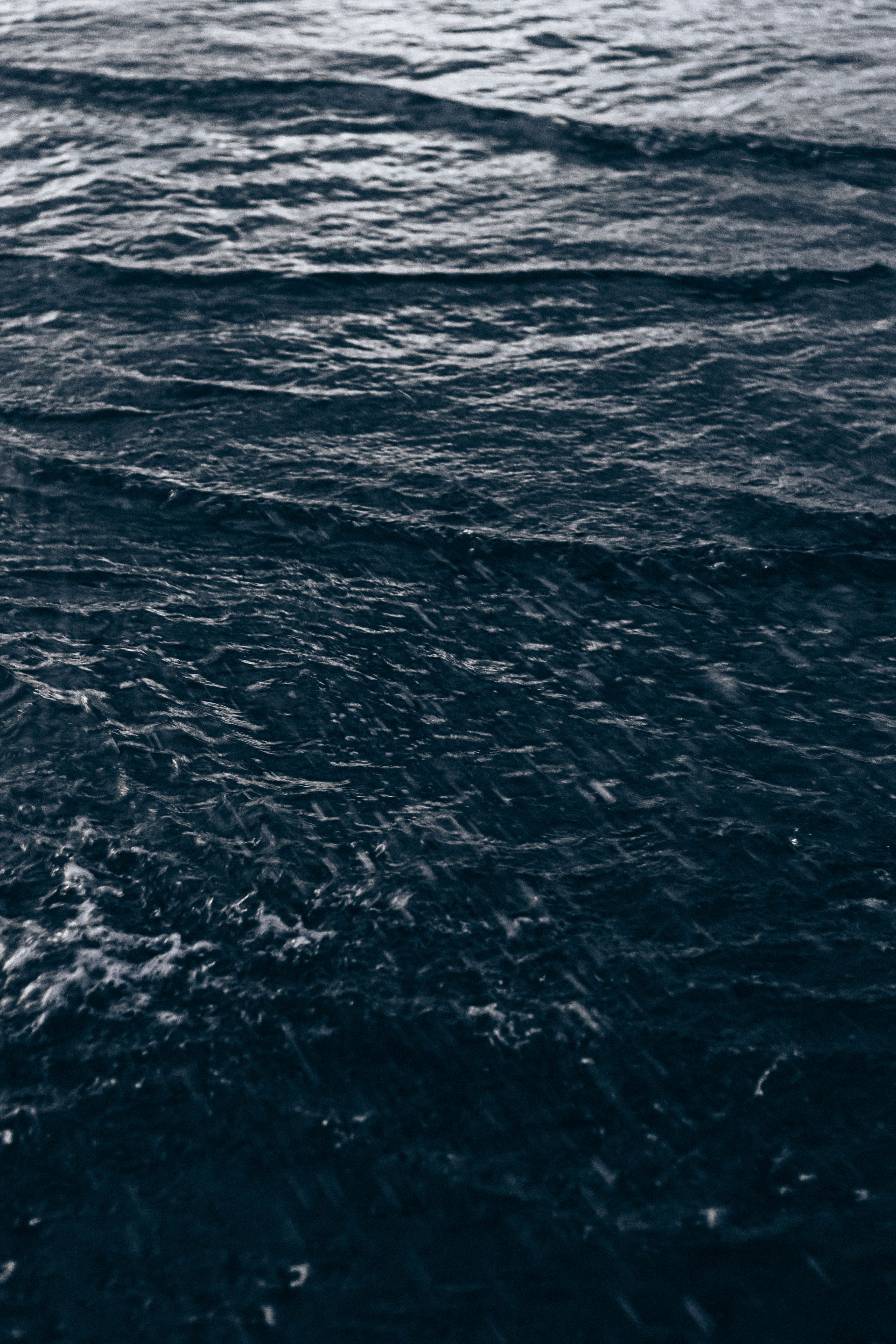 Wavy ocean with fast water flow in evening · Free Stock Photo