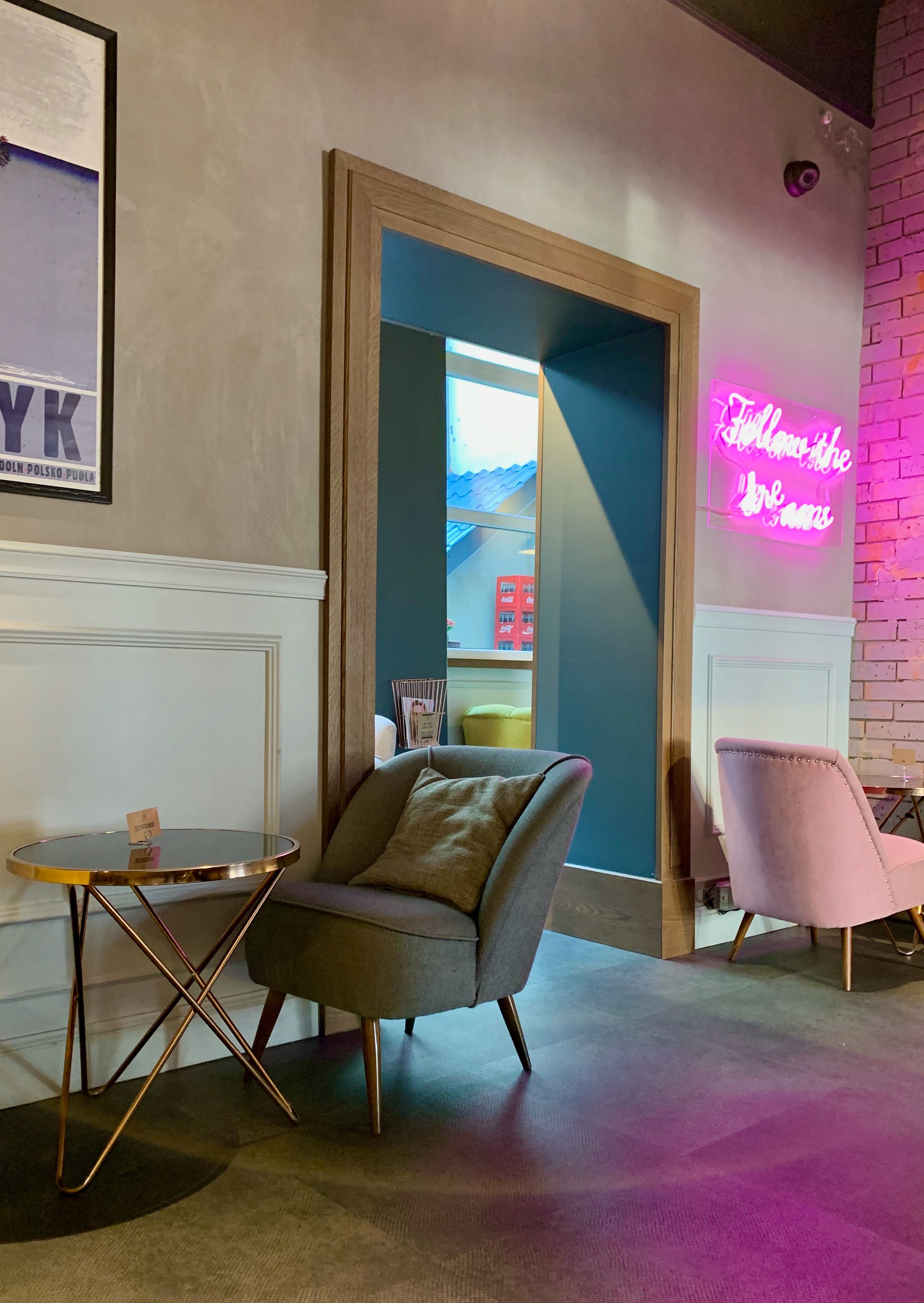 Pizzeria with Glass Walls · Free Stock Photo