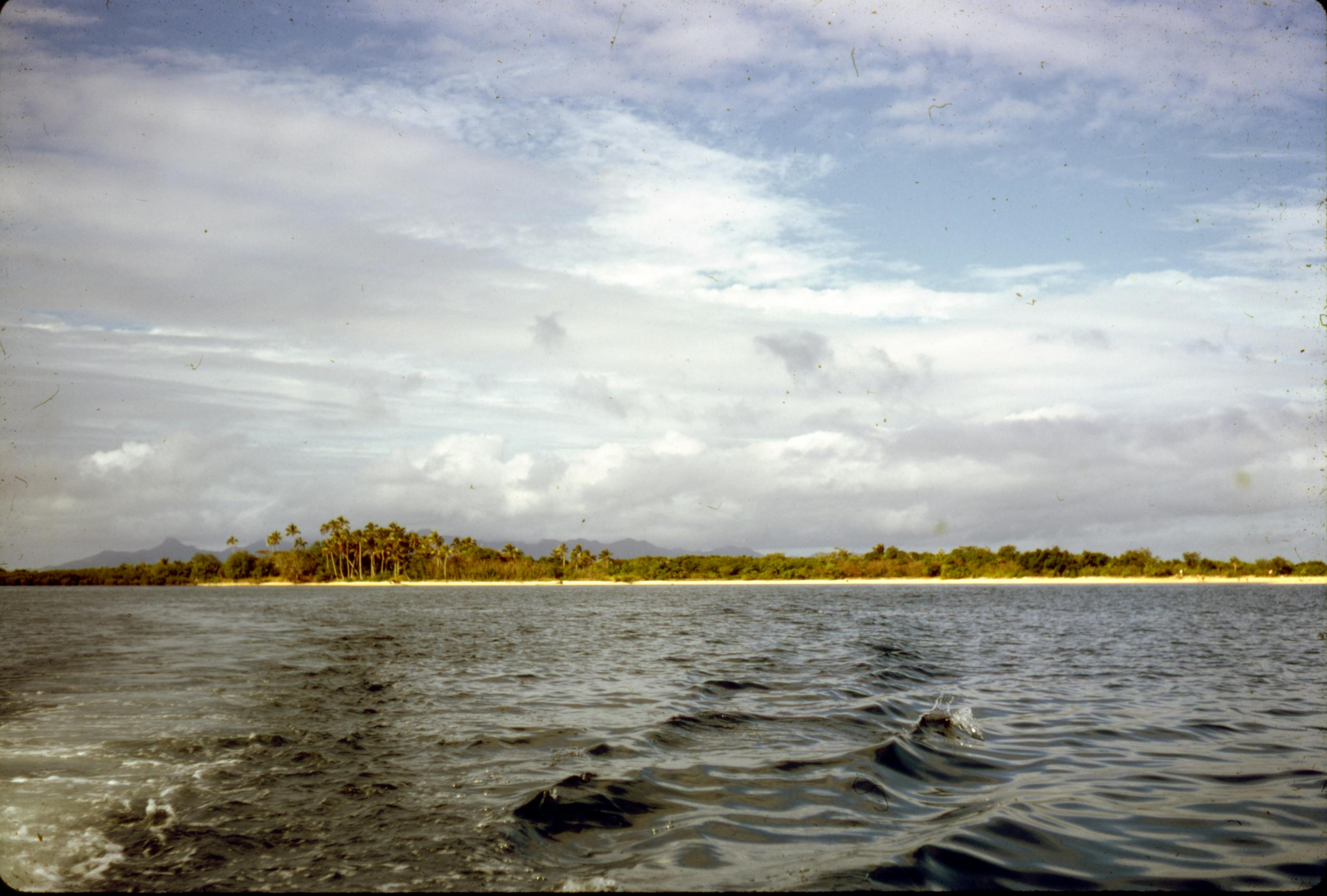 Wavy Water in the Island · Free Stock Photo