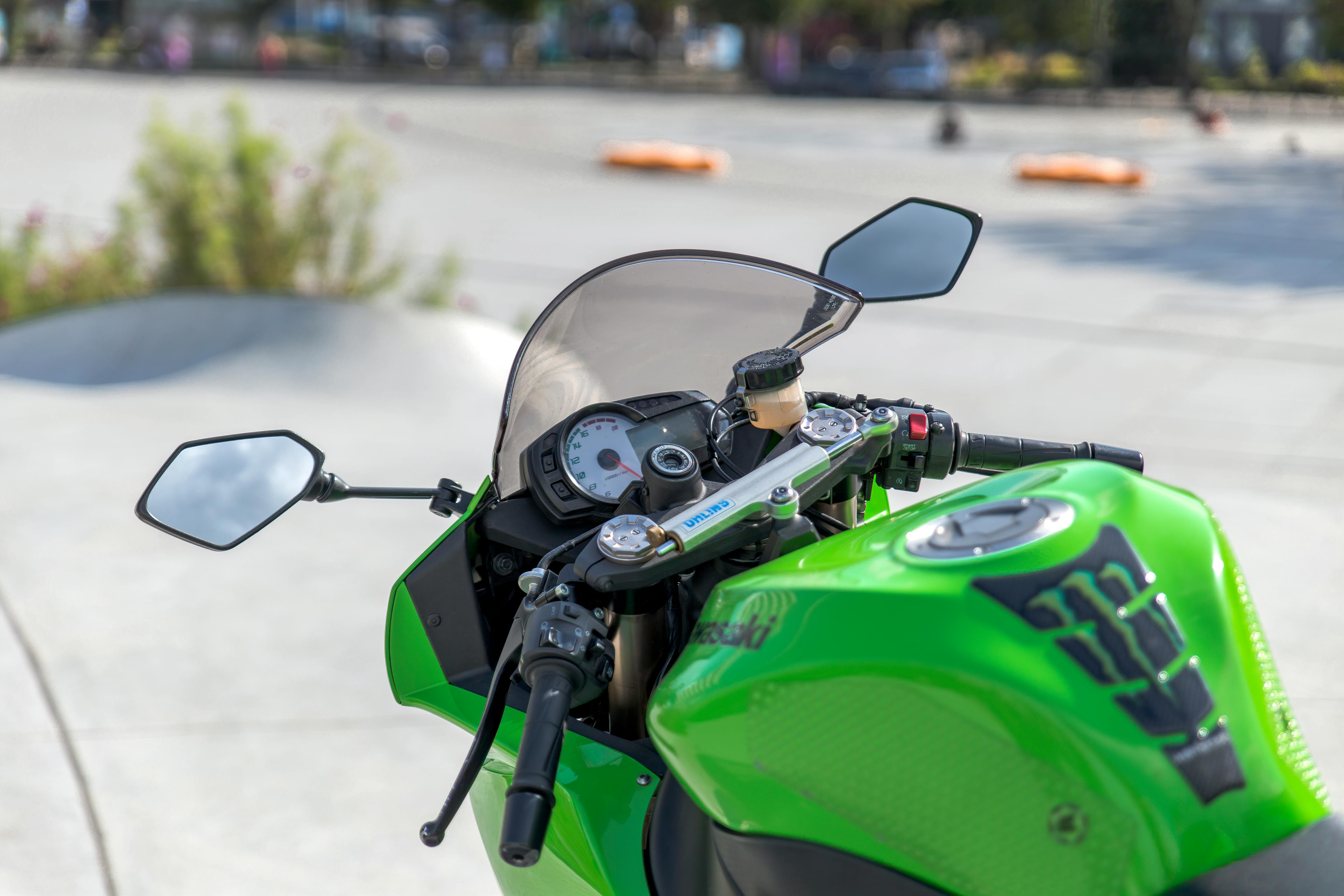 Close-Up Shot of a Green Motorcycle · Free Stock Photo