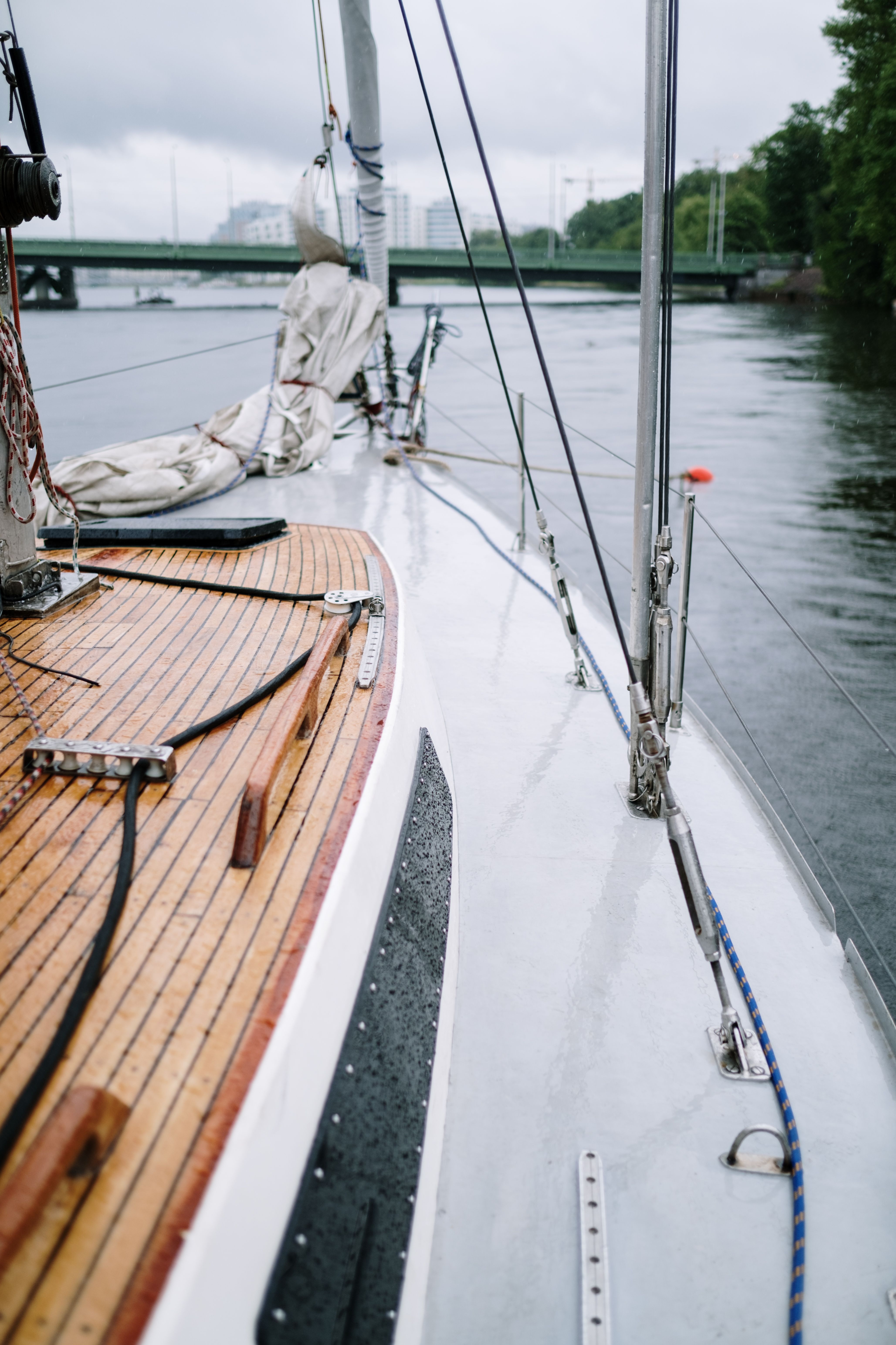 White and Black Boat on Body of Water · Free Stock Photo