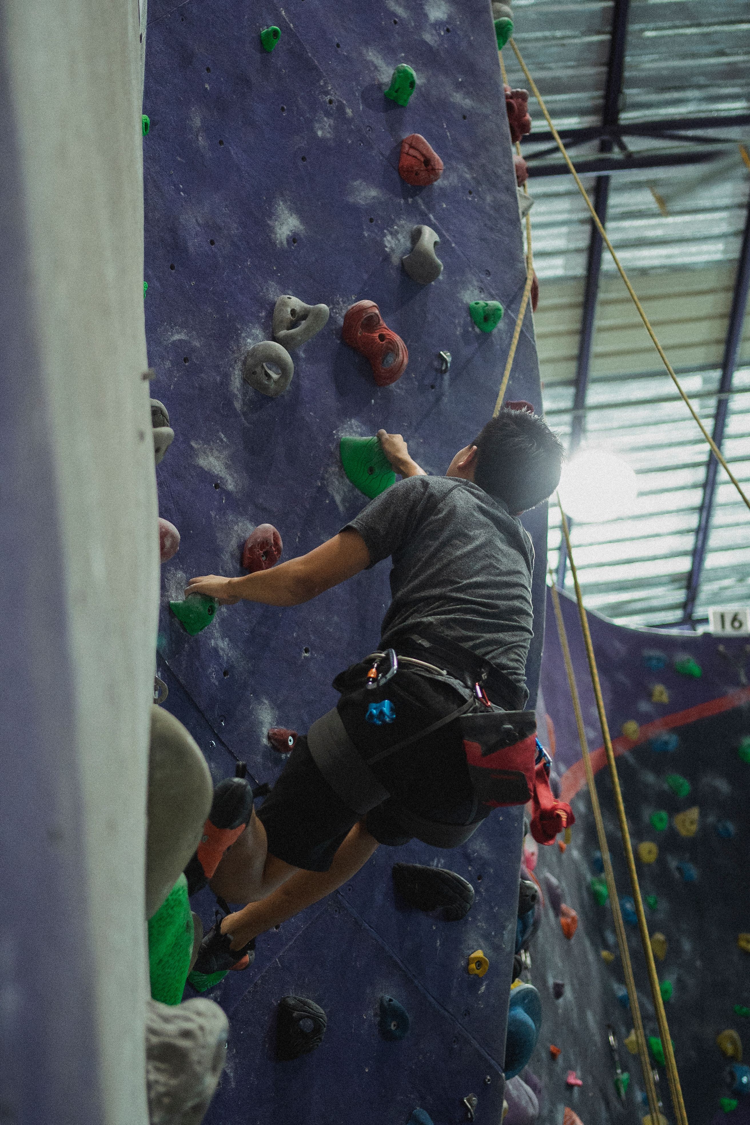 Faceless man training on climbing wall · Free Stock Photo