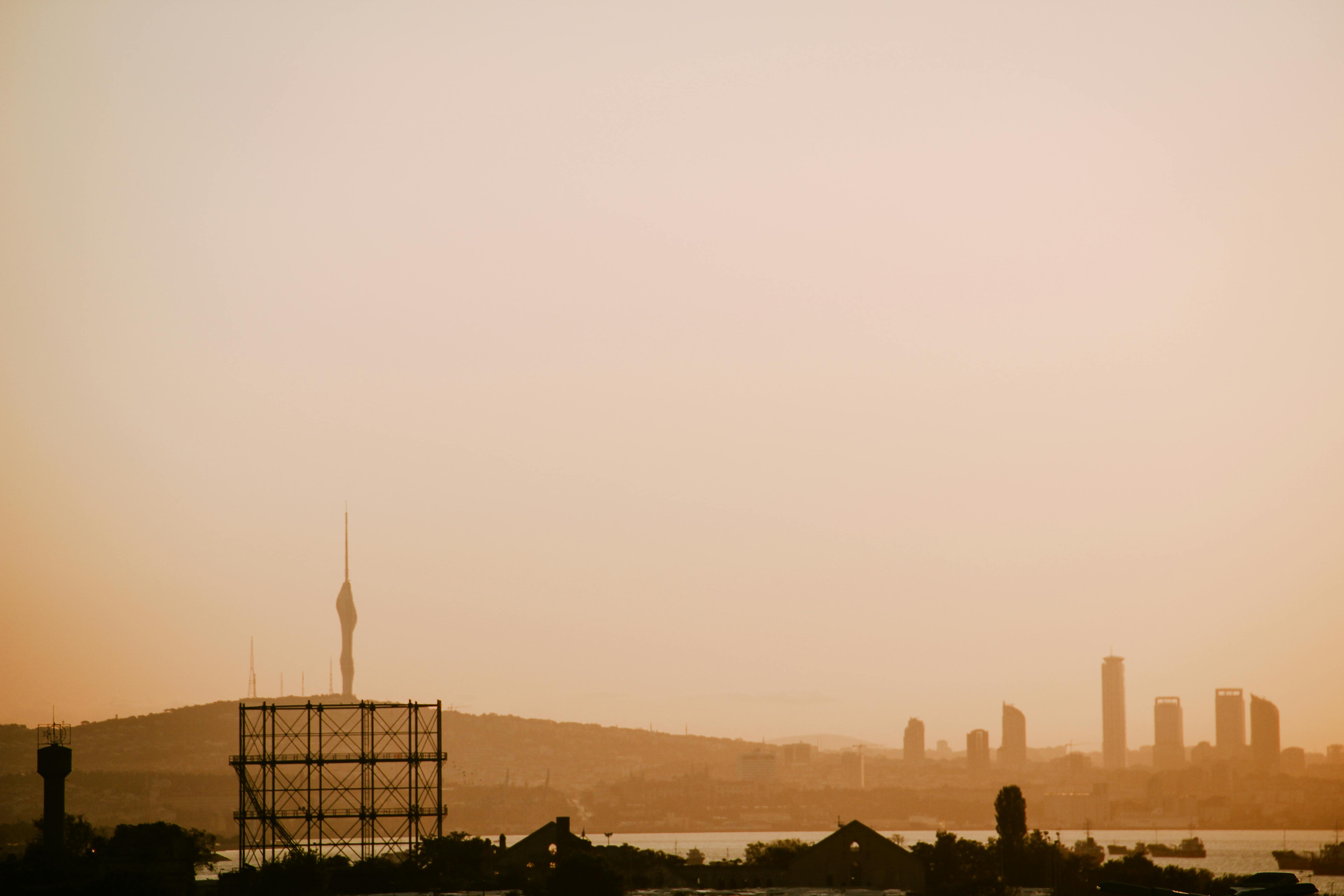 Building Covered with Fog · Free Stock Photo