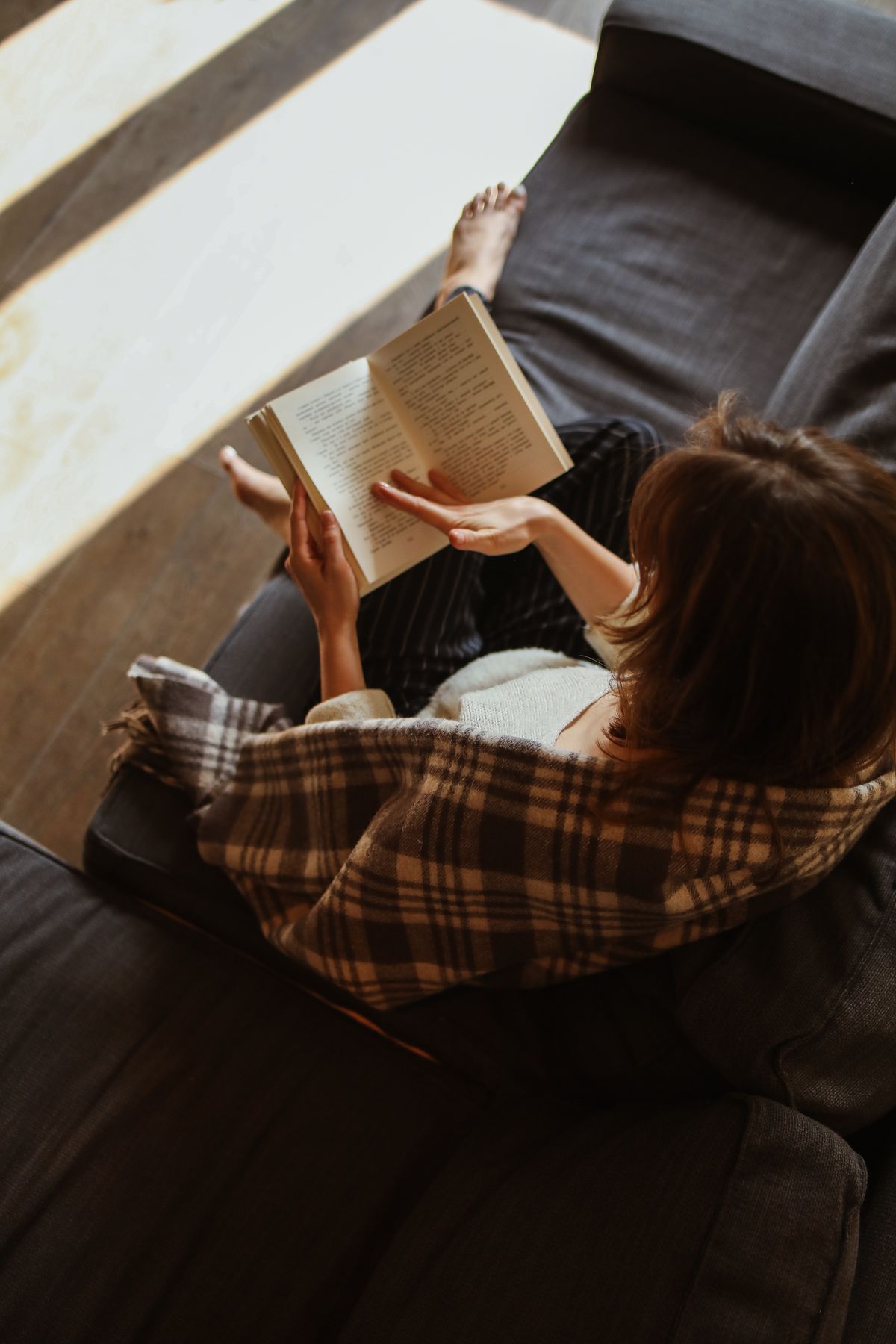 Reading A Book Photos, Download The BEST Free Reading A Book Stock ...