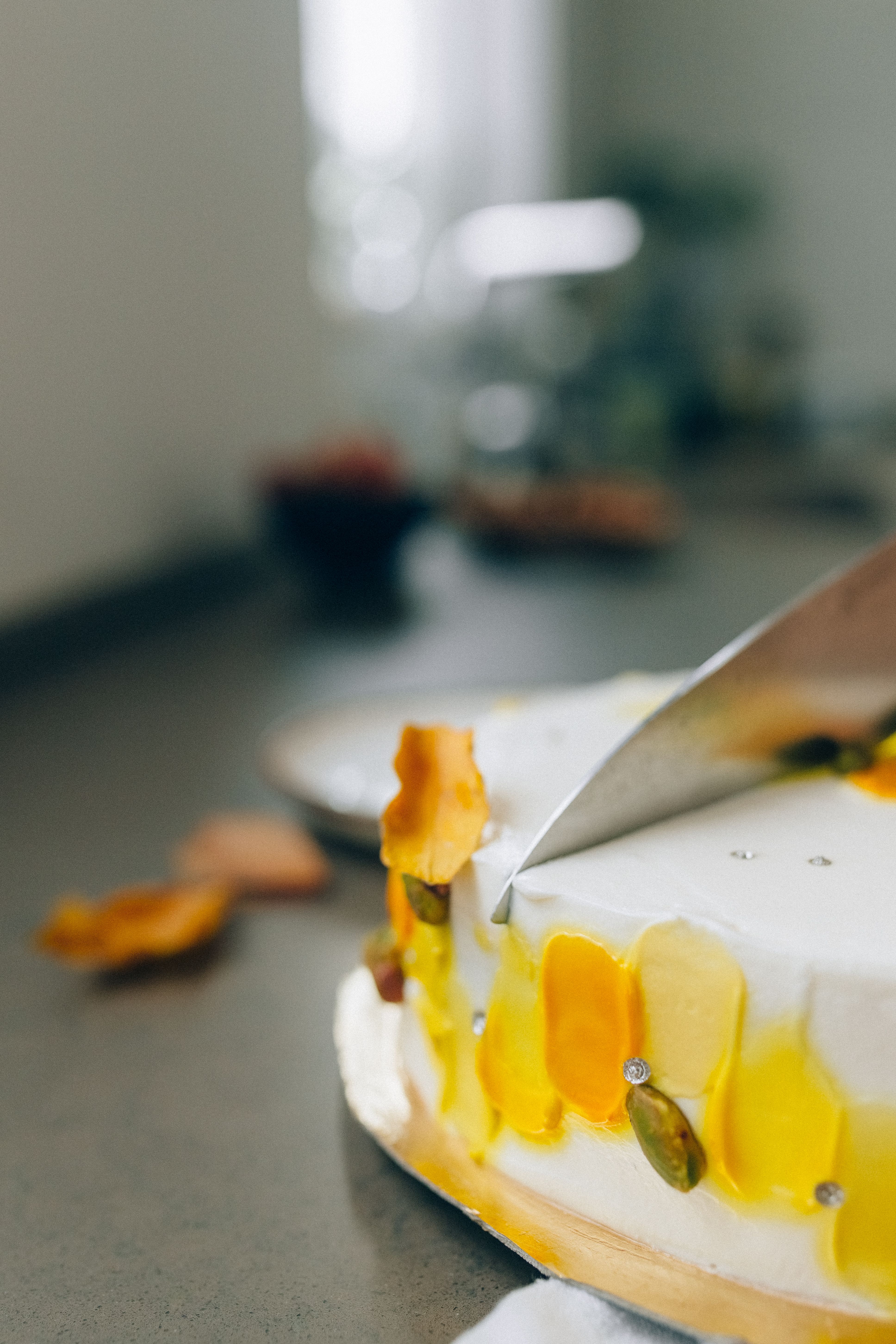 White Round Cake on Golden Round Board · Free Stock Photo