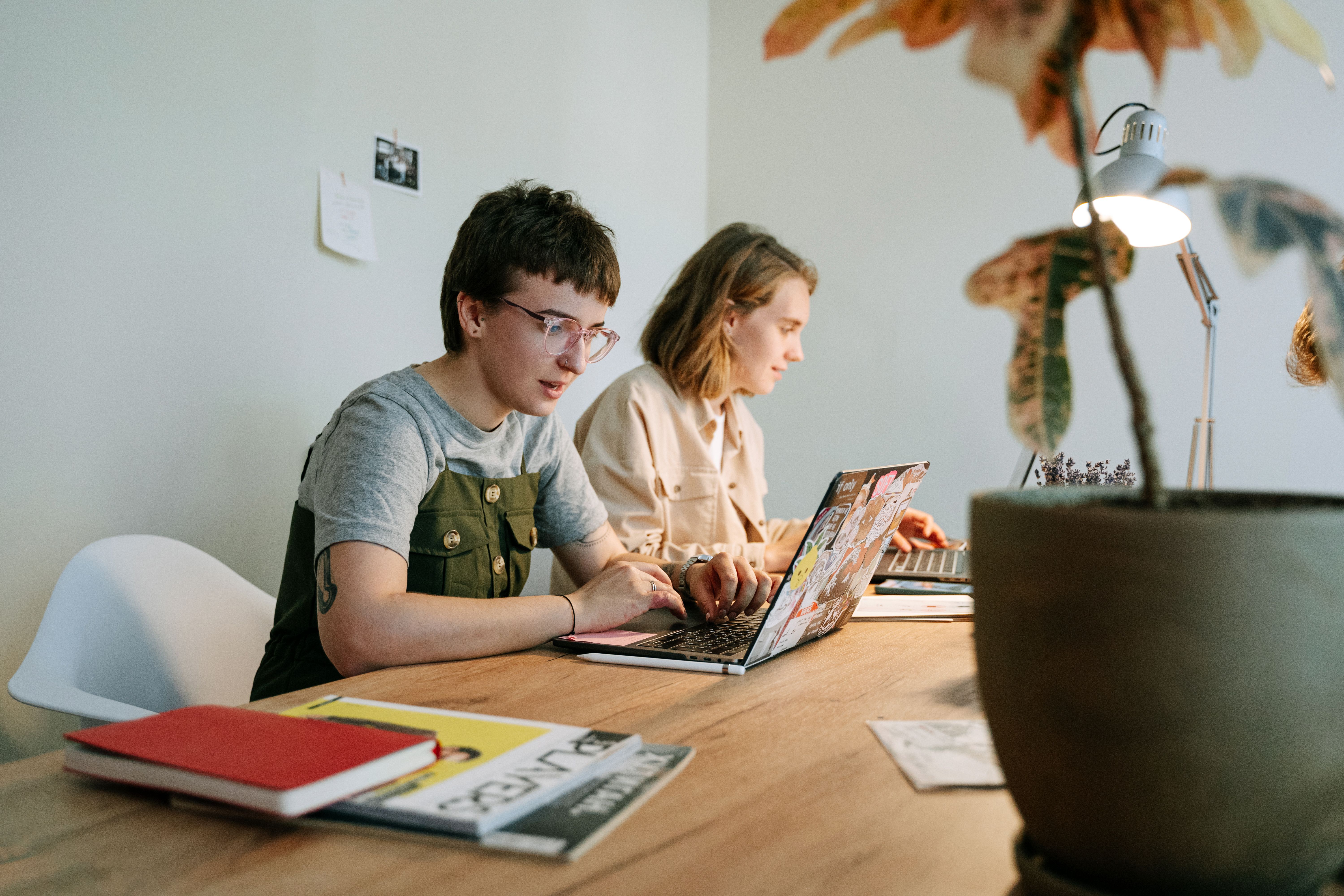 People Working At A Desk Photos, Download The BEST Free People Working ...