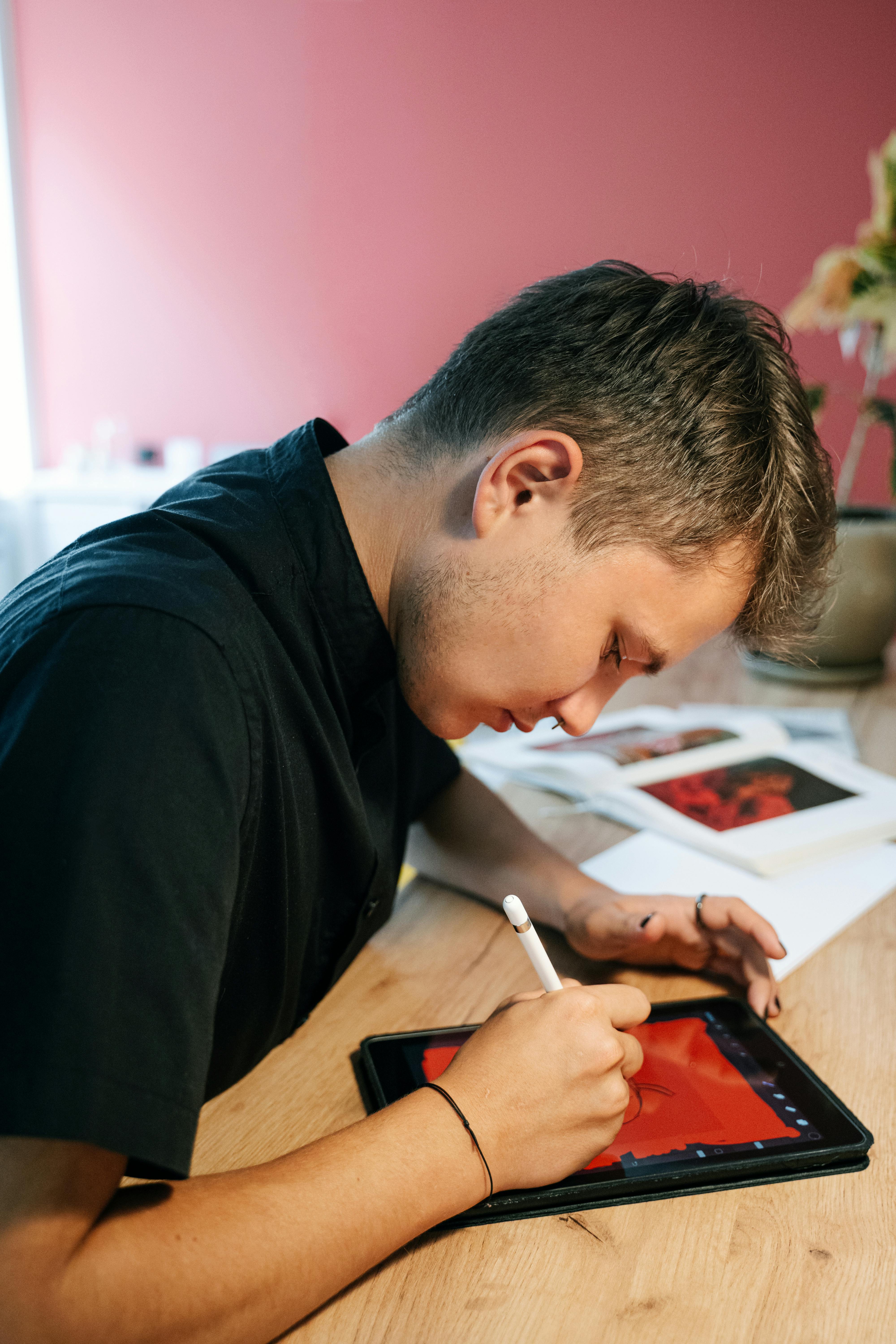 Graphic Designer making a Design in an Ipad · Free Stock Photo